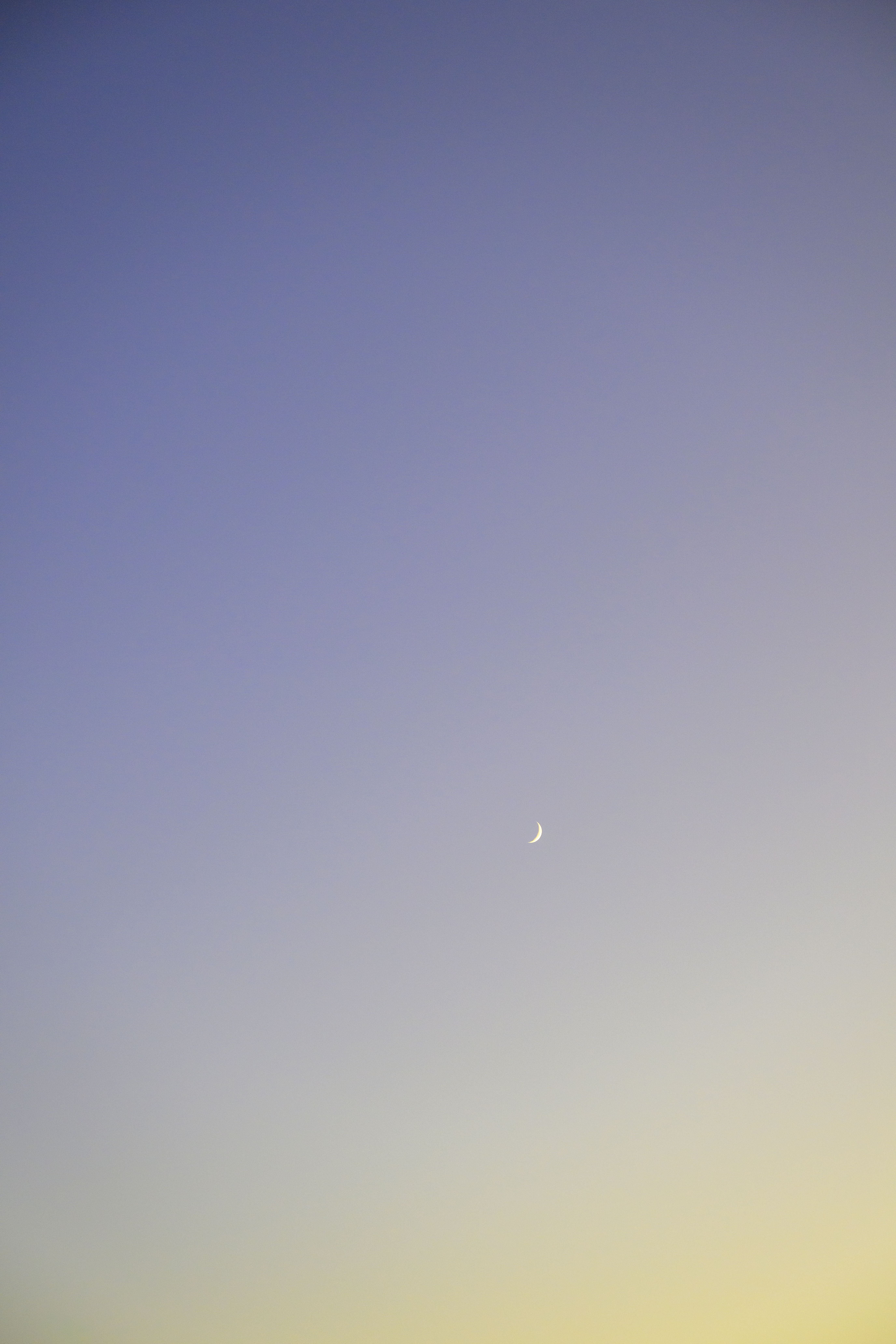 Crescent Moon in a Soft Gradient Sky · Free Stock Photo