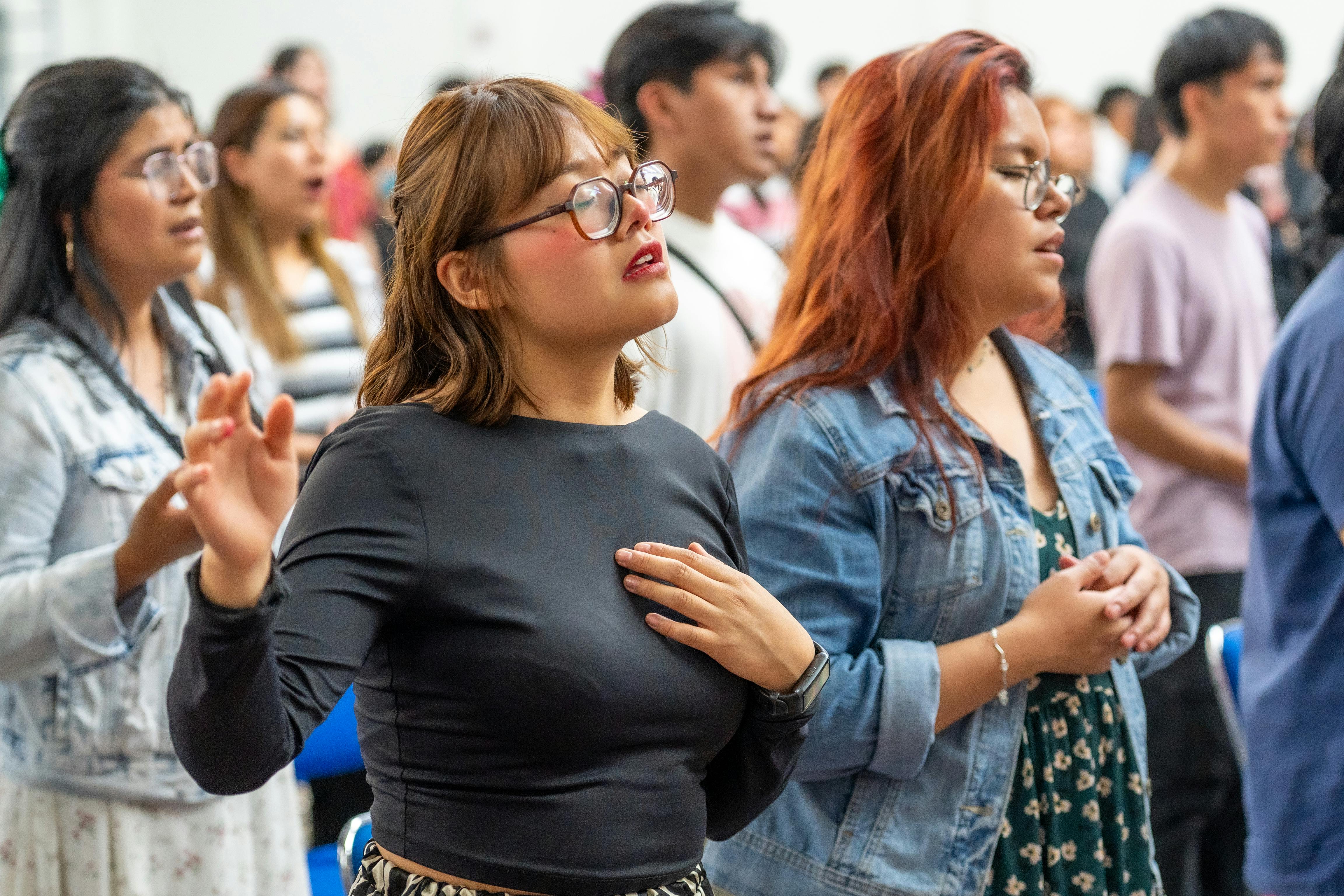 Vibrant Group Worship in Mexico City · Free Stock Photo