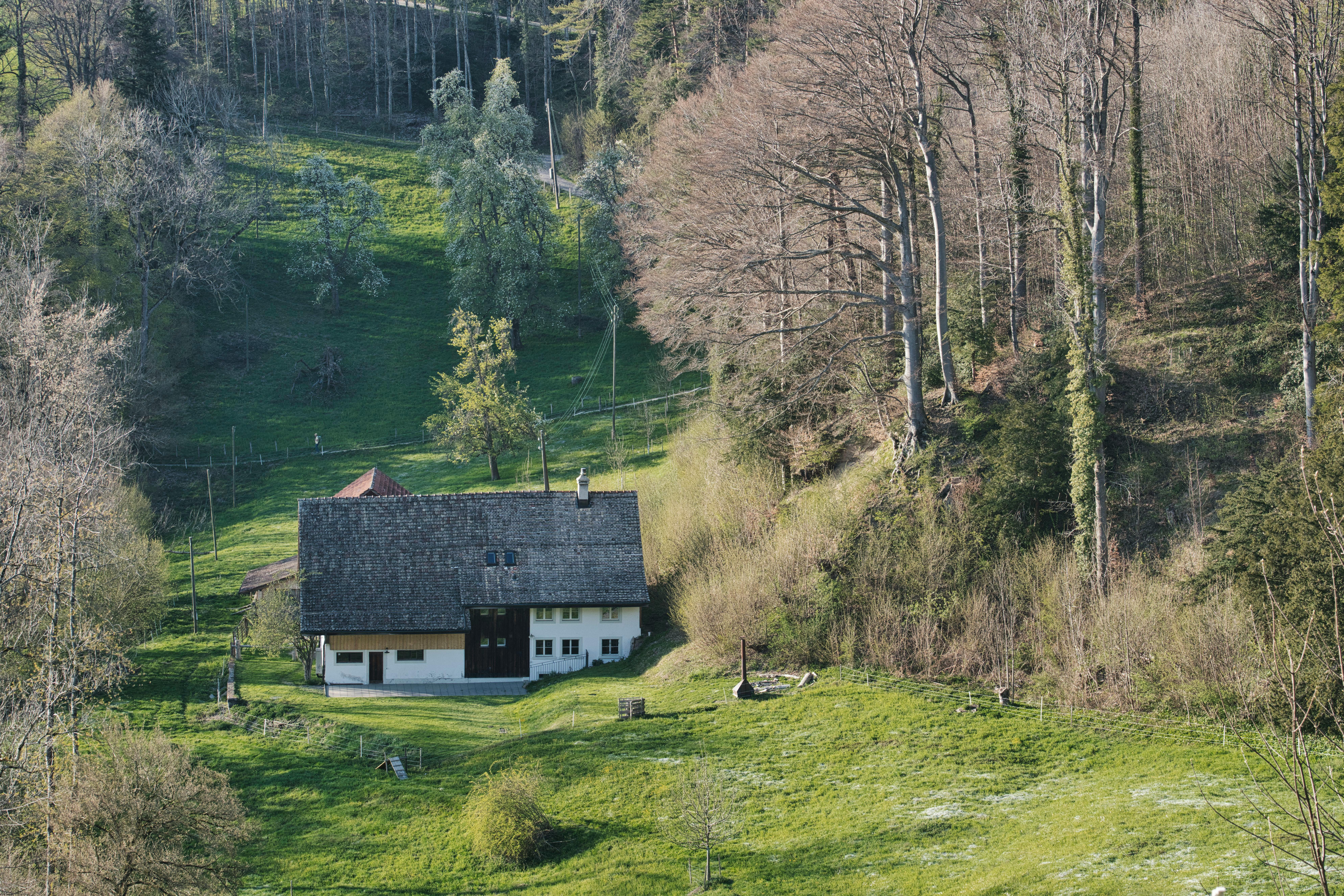 Charming House in Lush Green Spring Valley Landscape · Free Stock Photo