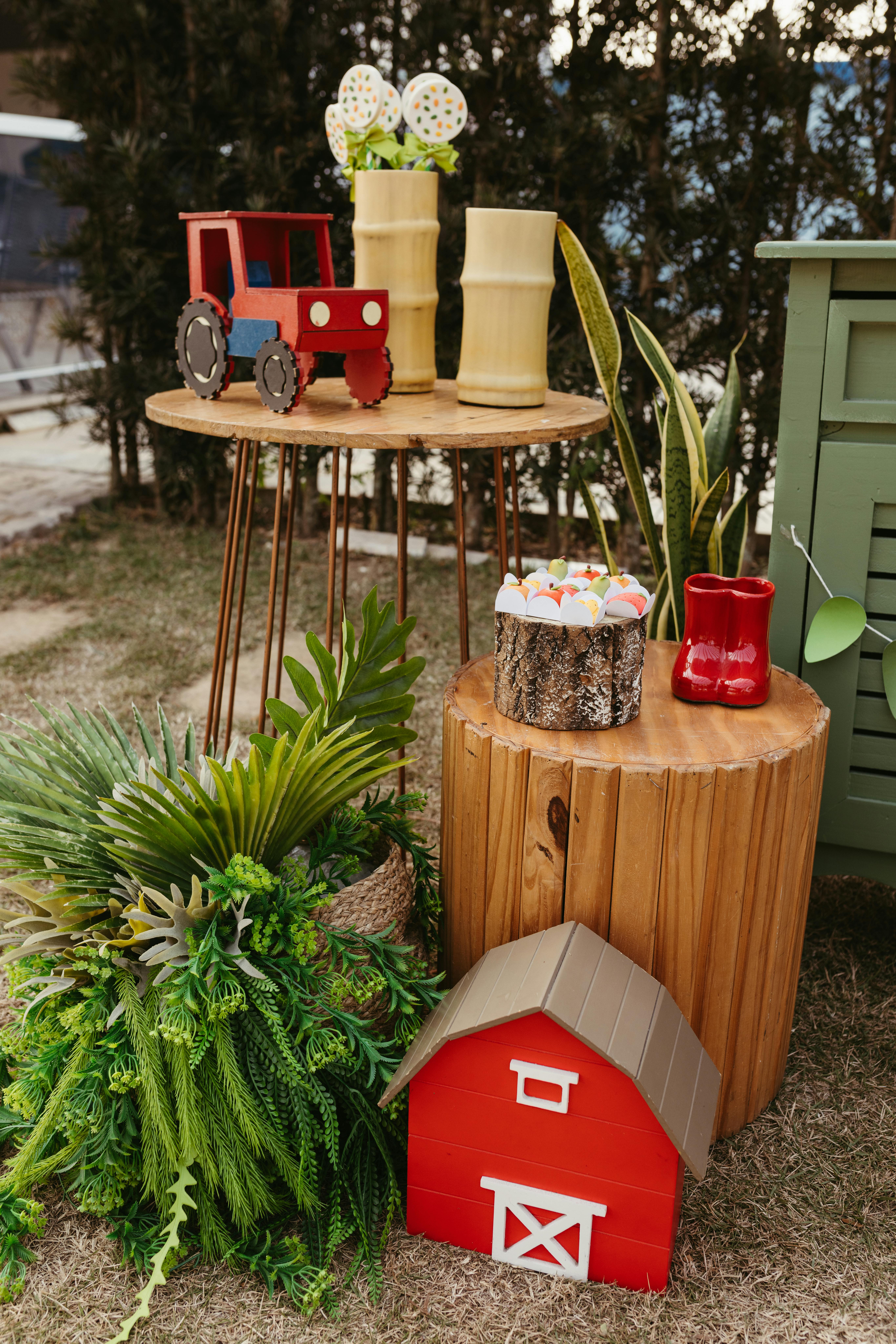 Rustic Outdoor Farm-Themed Decor Setup · Free Stock Photo