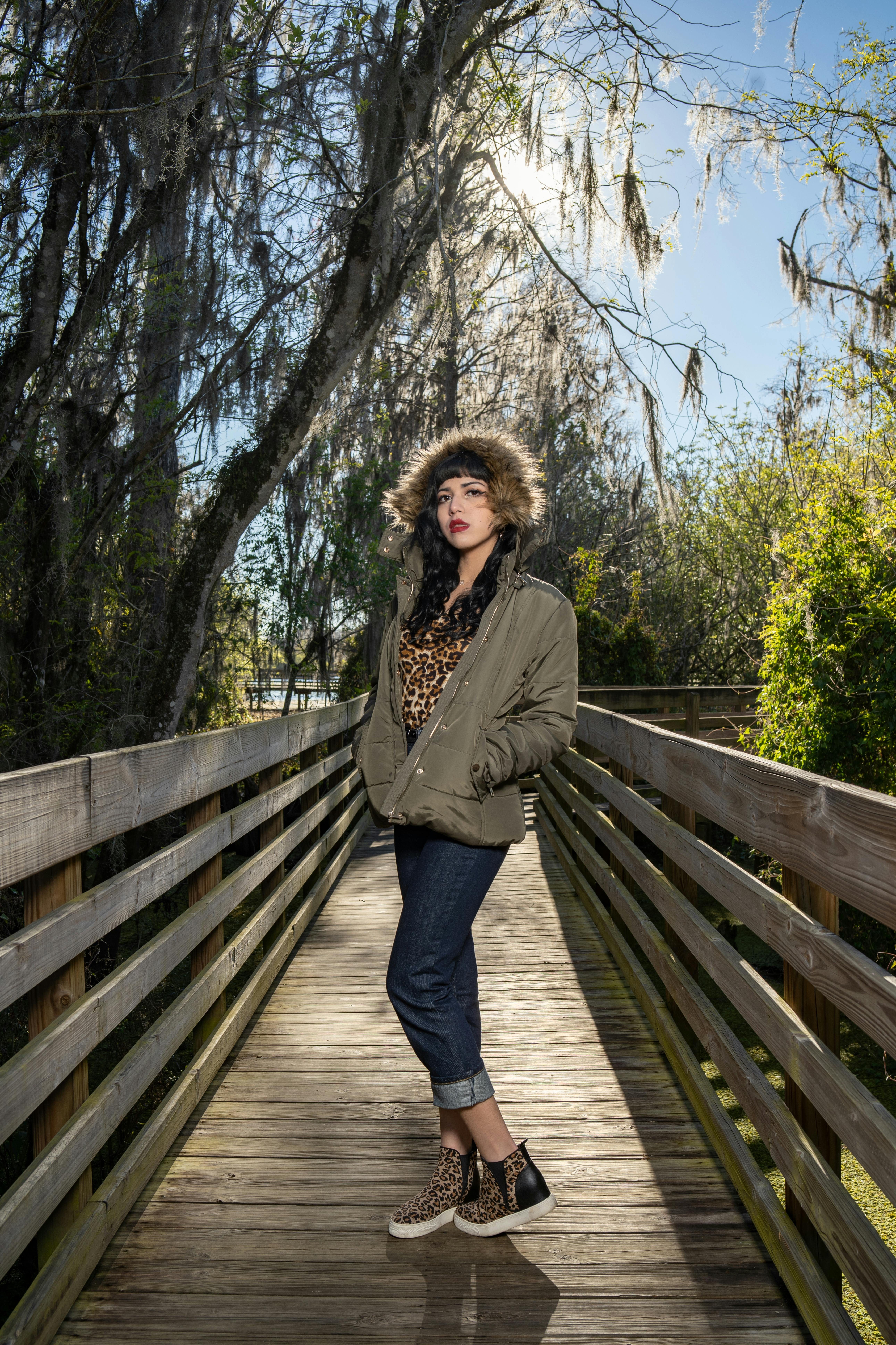 Mujer De Moda Con Chaqueta De Piel Con Capucha Al Aire Libre · Foto de ...