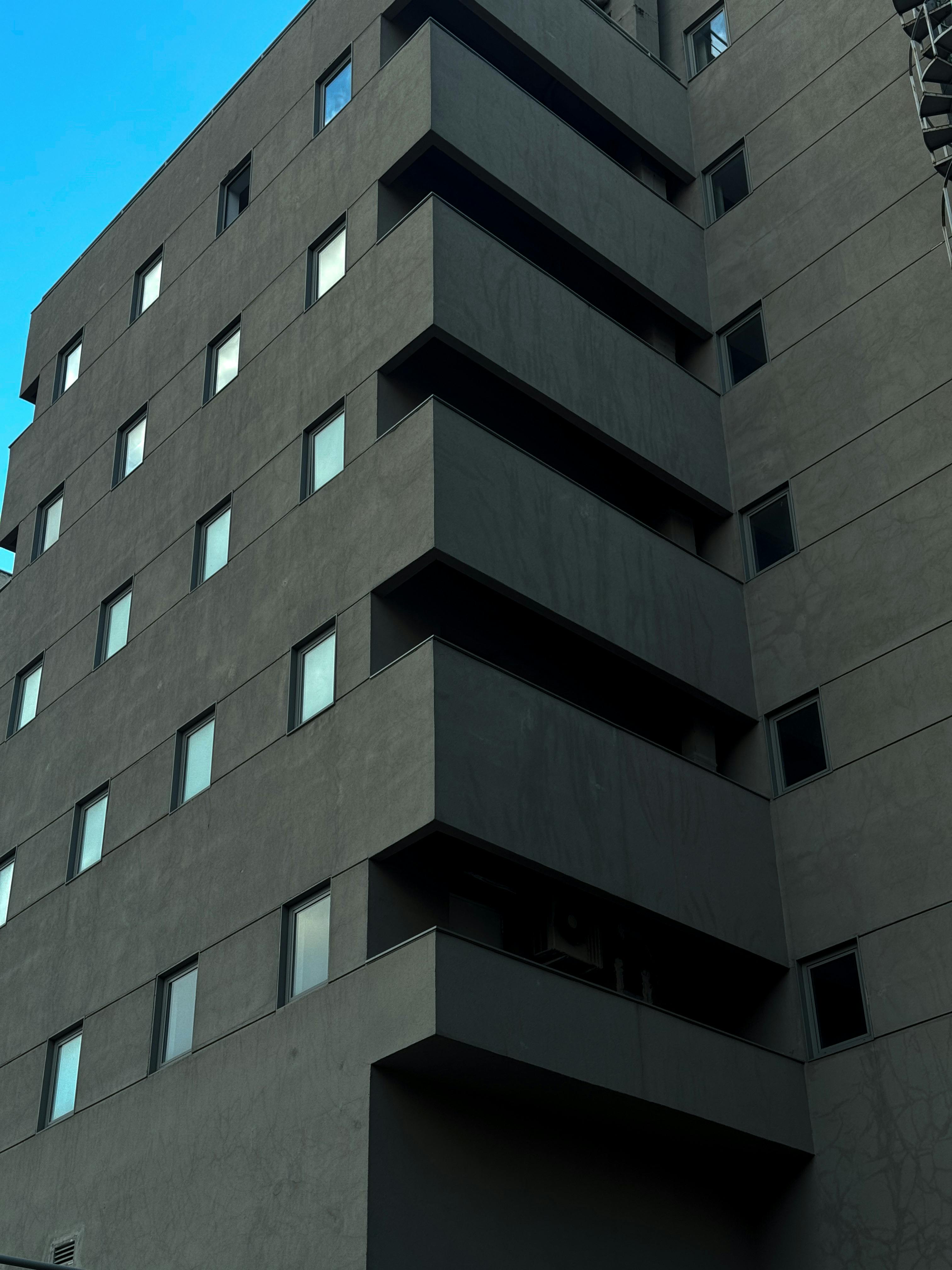 Fachada De Edificio De Apartamentos Moderno Con Ventanas Abiertas ...