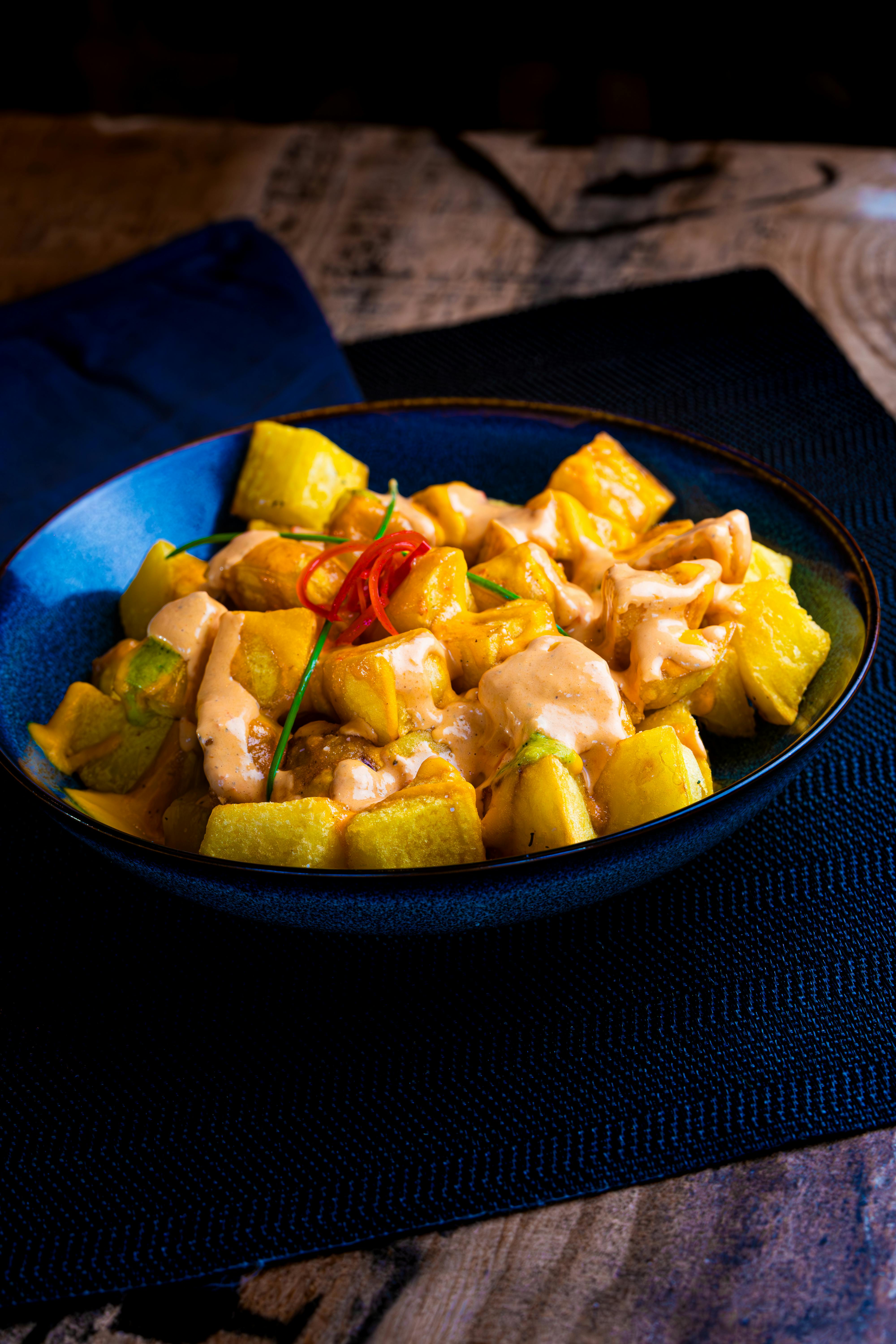 Hidangan Kentang Pedas Lezat Dalam Mangkuk Biru · Foto Stok Gratis