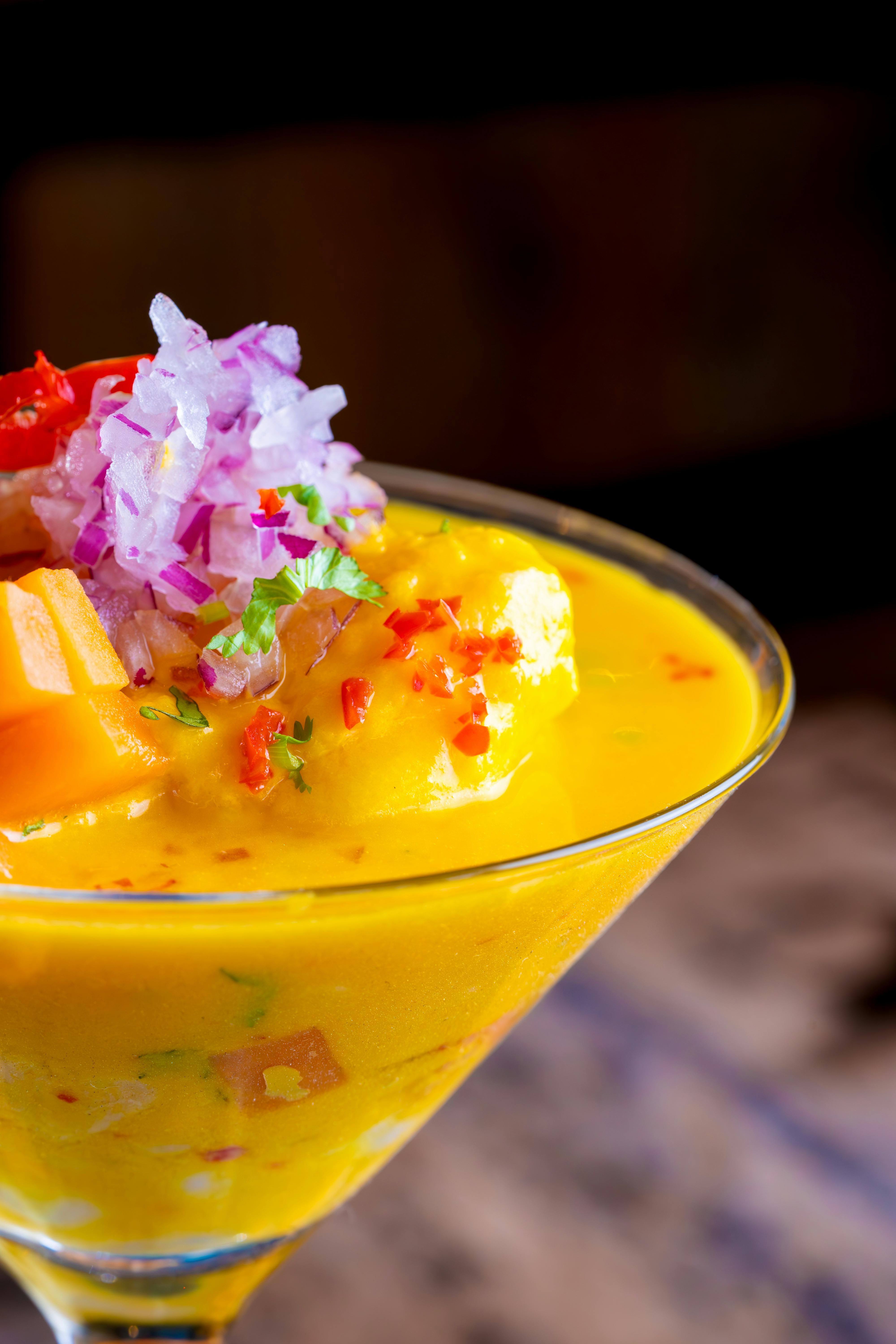 Ceviche Peruano Colorido En Copa De Martini · Foto de stock gratuita