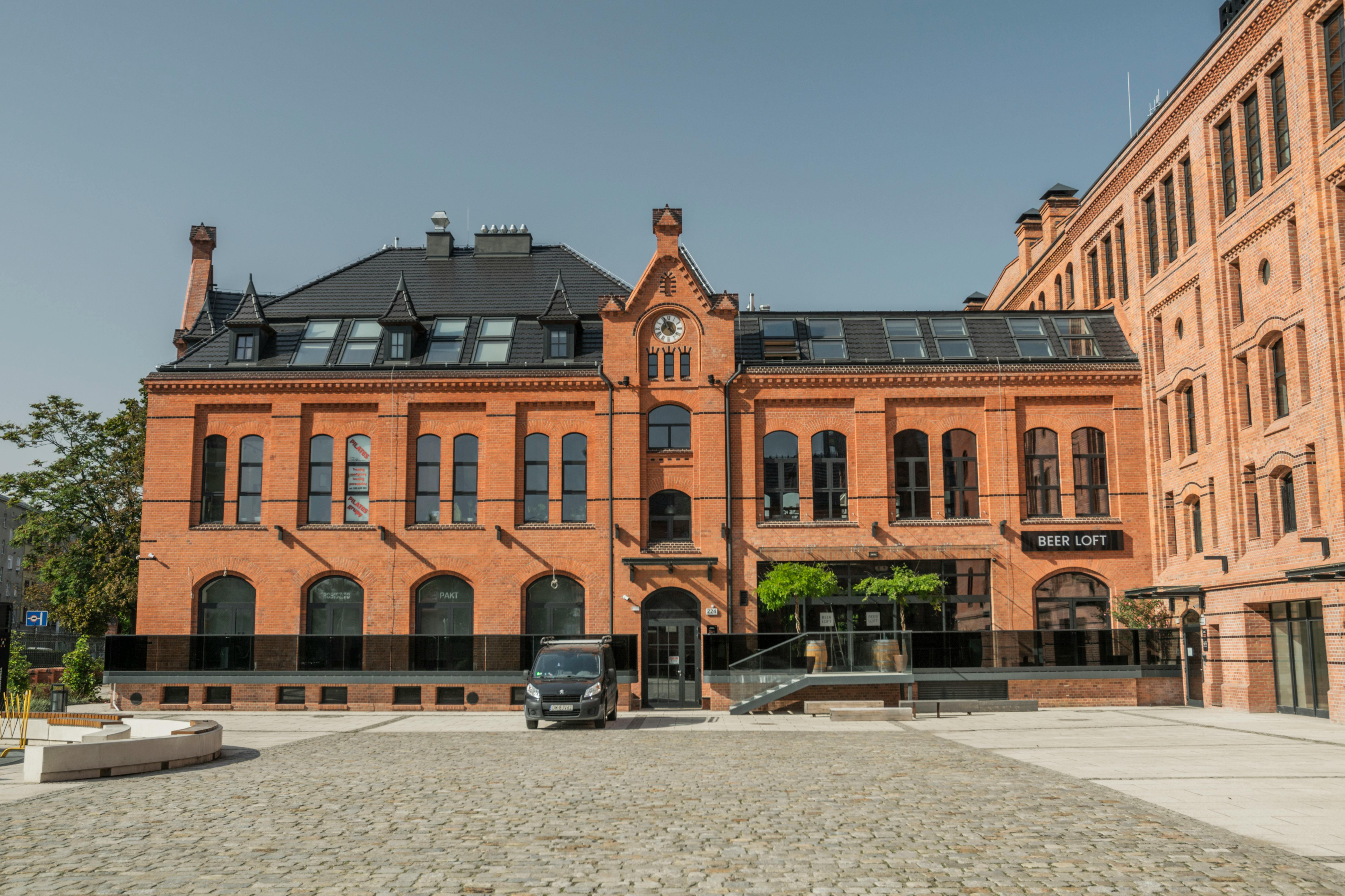 Bank Building Under Renovation Photos, Download The BEST Free Bank ...