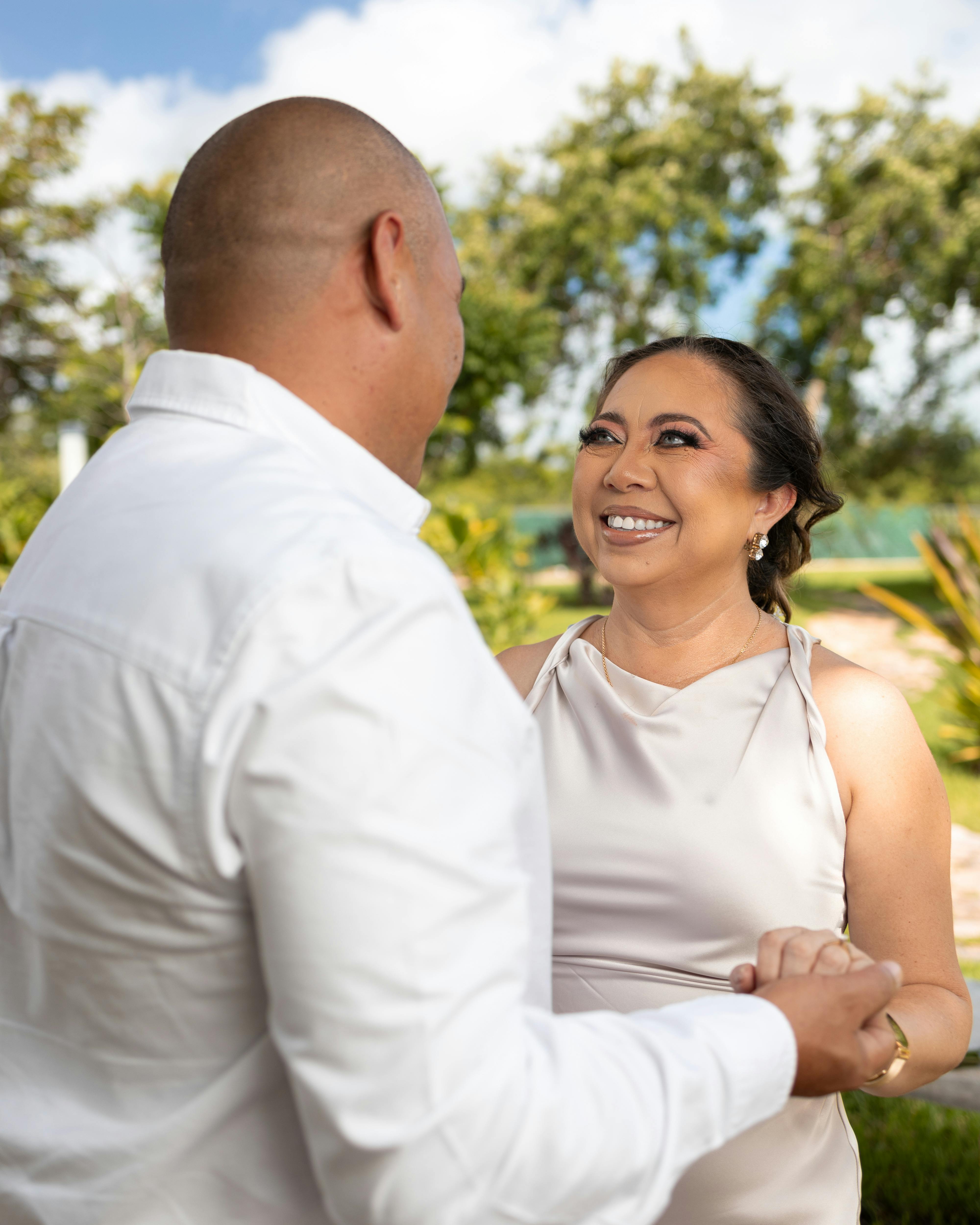 Pareja Comprometida Tomándose De La Mano En El Parque De Mérida · Foto ...