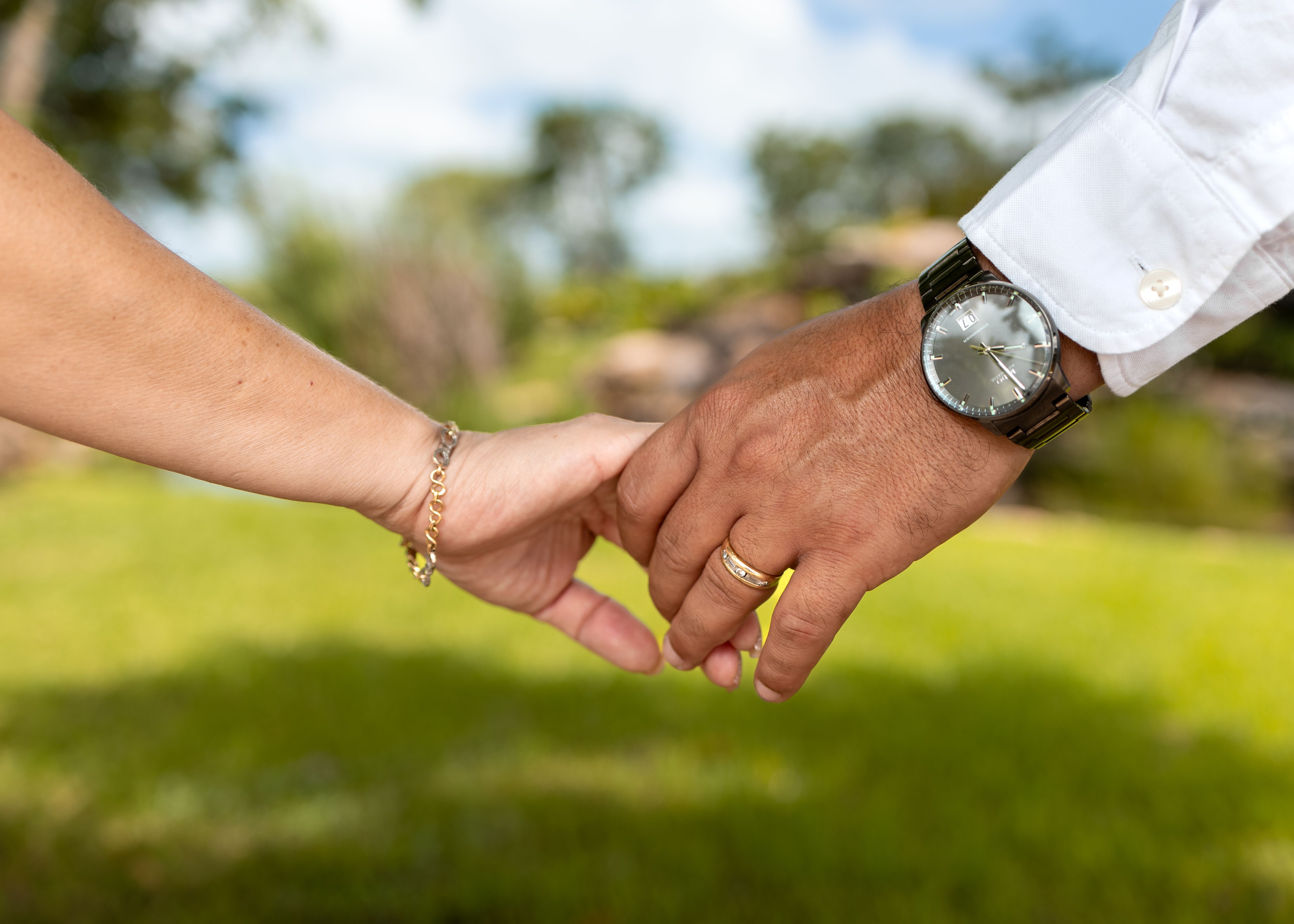 Romantic Couple Holding Hands in Mérida Park · Free Stock Photo