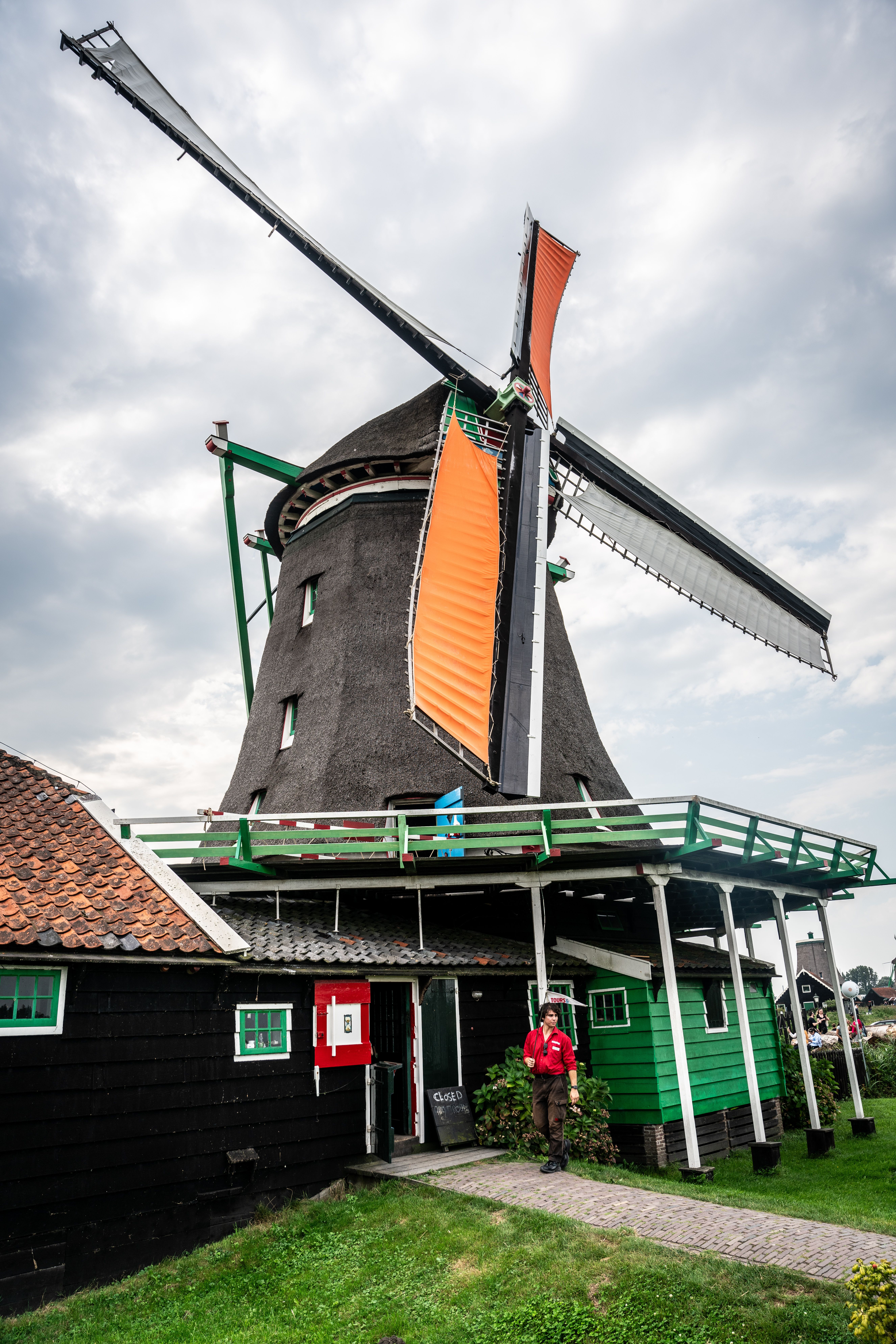 Iconic Dutch Windmill in Scenic Countryside · Free Stock Photo