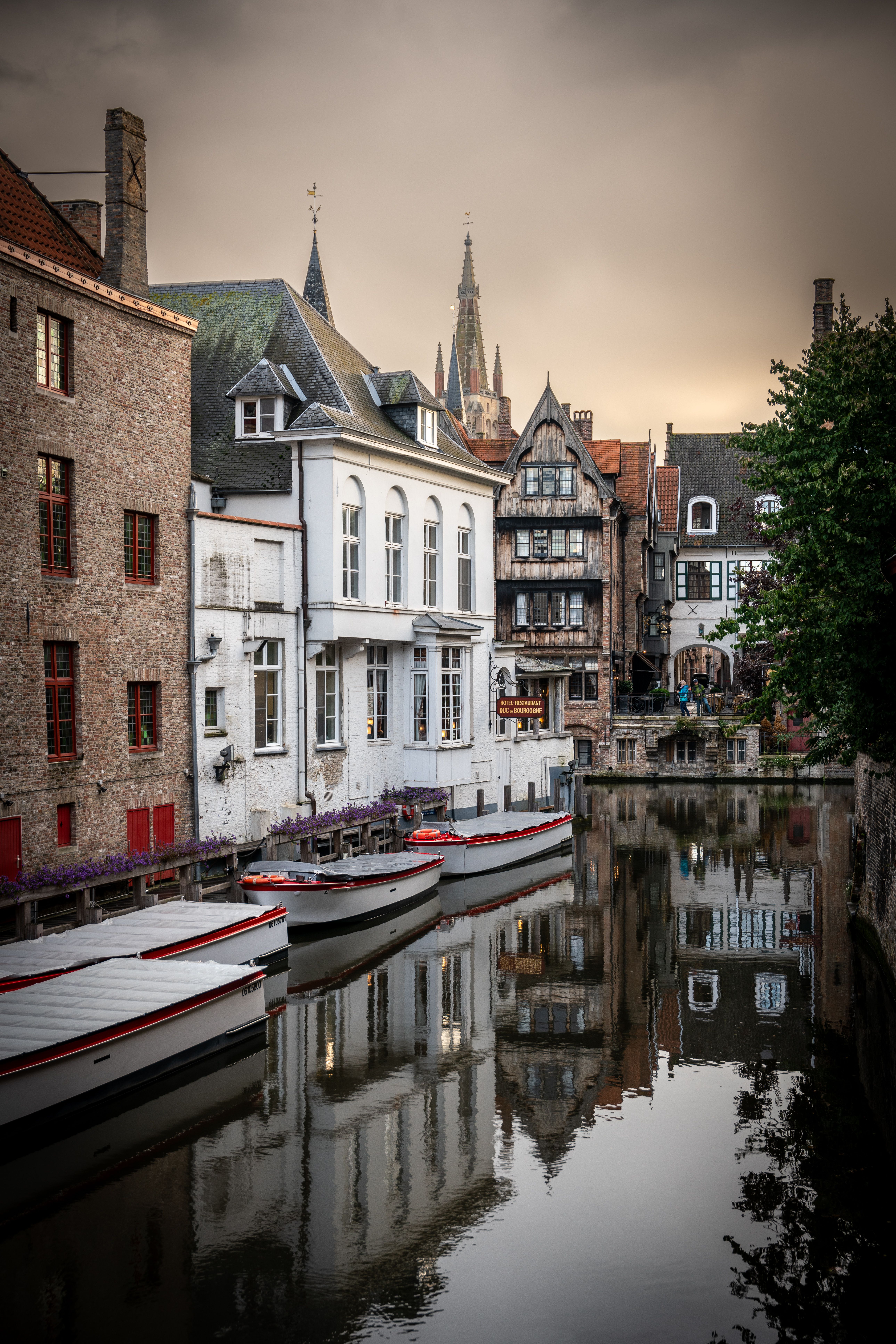 Scenic Canal View in Historic Bruges · Free Stock Photo