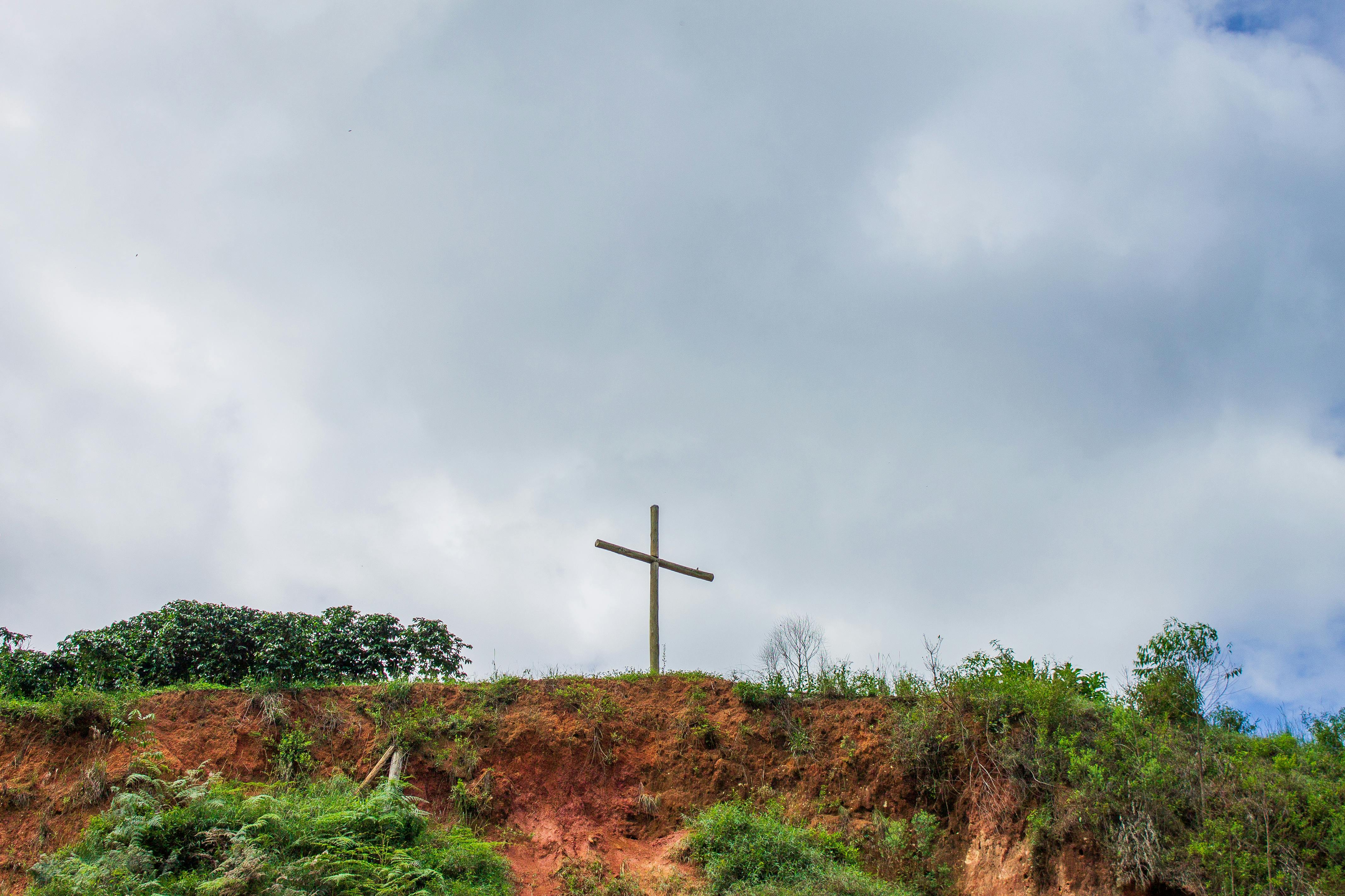 Scenic Hilltop with Wooden Cross in Castelo, Brazil · Free Stock Photo