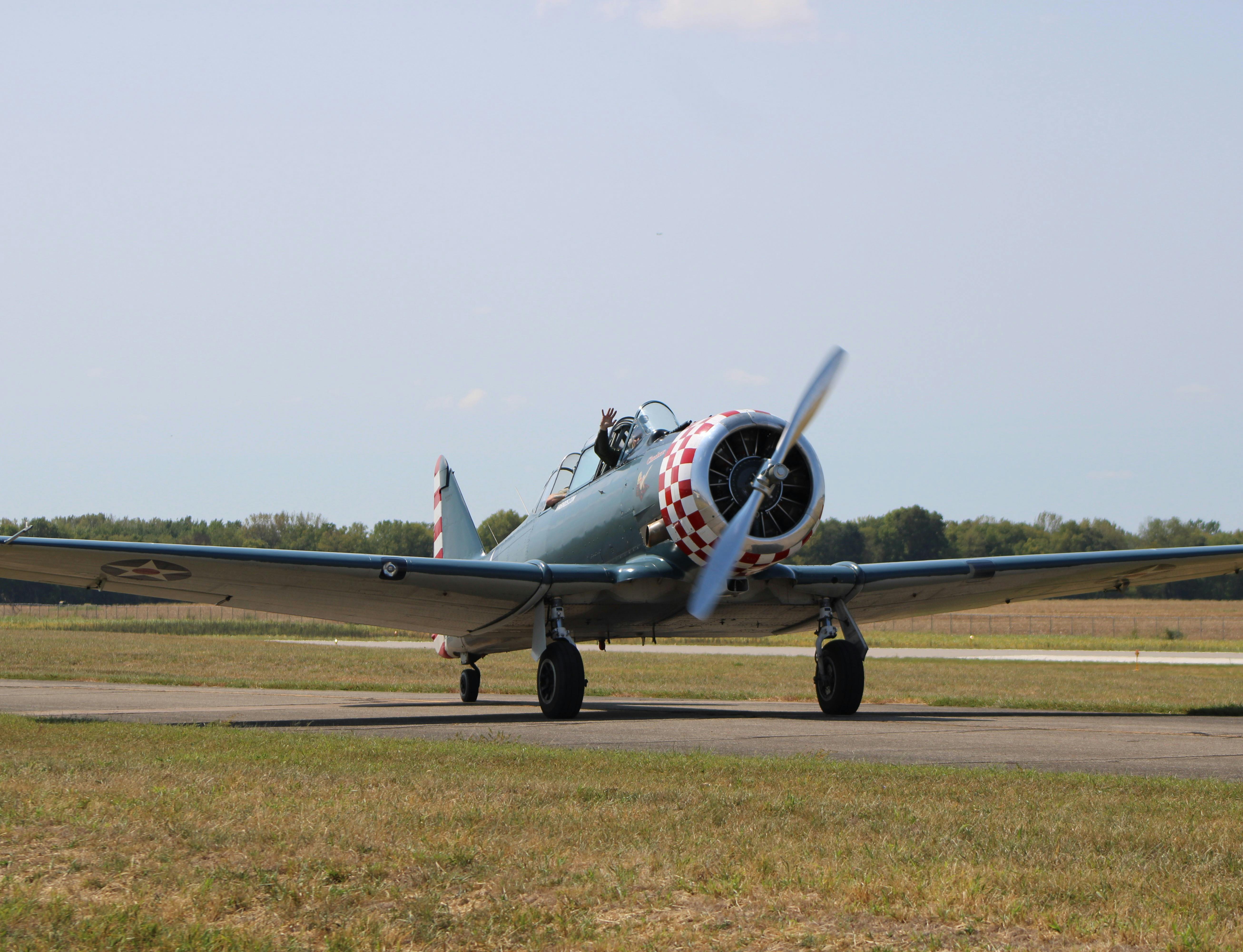 T-6 Texan Training Aircraft on Runway in Circleville · Free Stock Photo