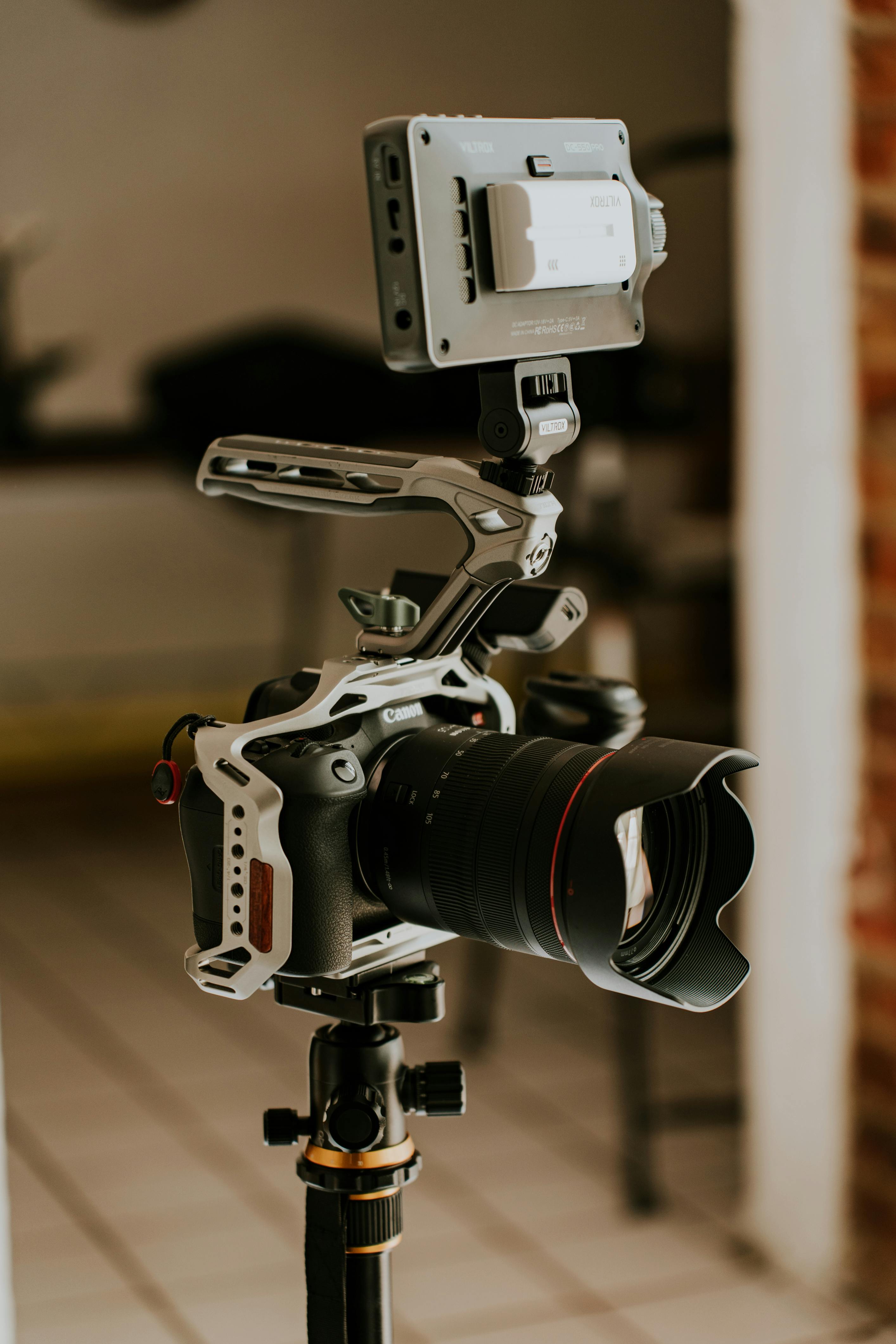 Professional Camera Setup with Rig and Monitor · Free Stock Photo
