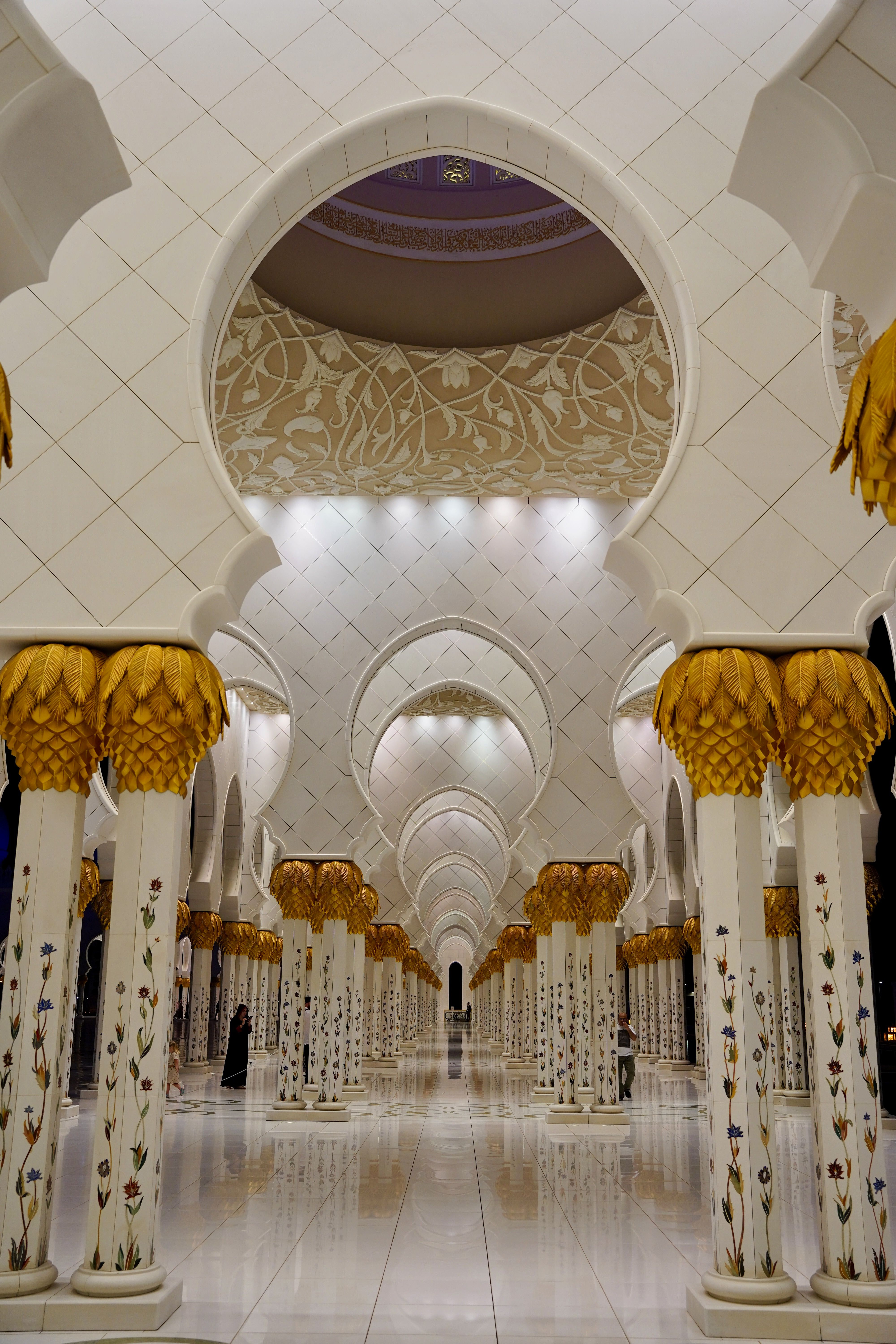 Interior of Sheikh Zayed Grand Mosque, Abu Dhabi · Free Stock Photo