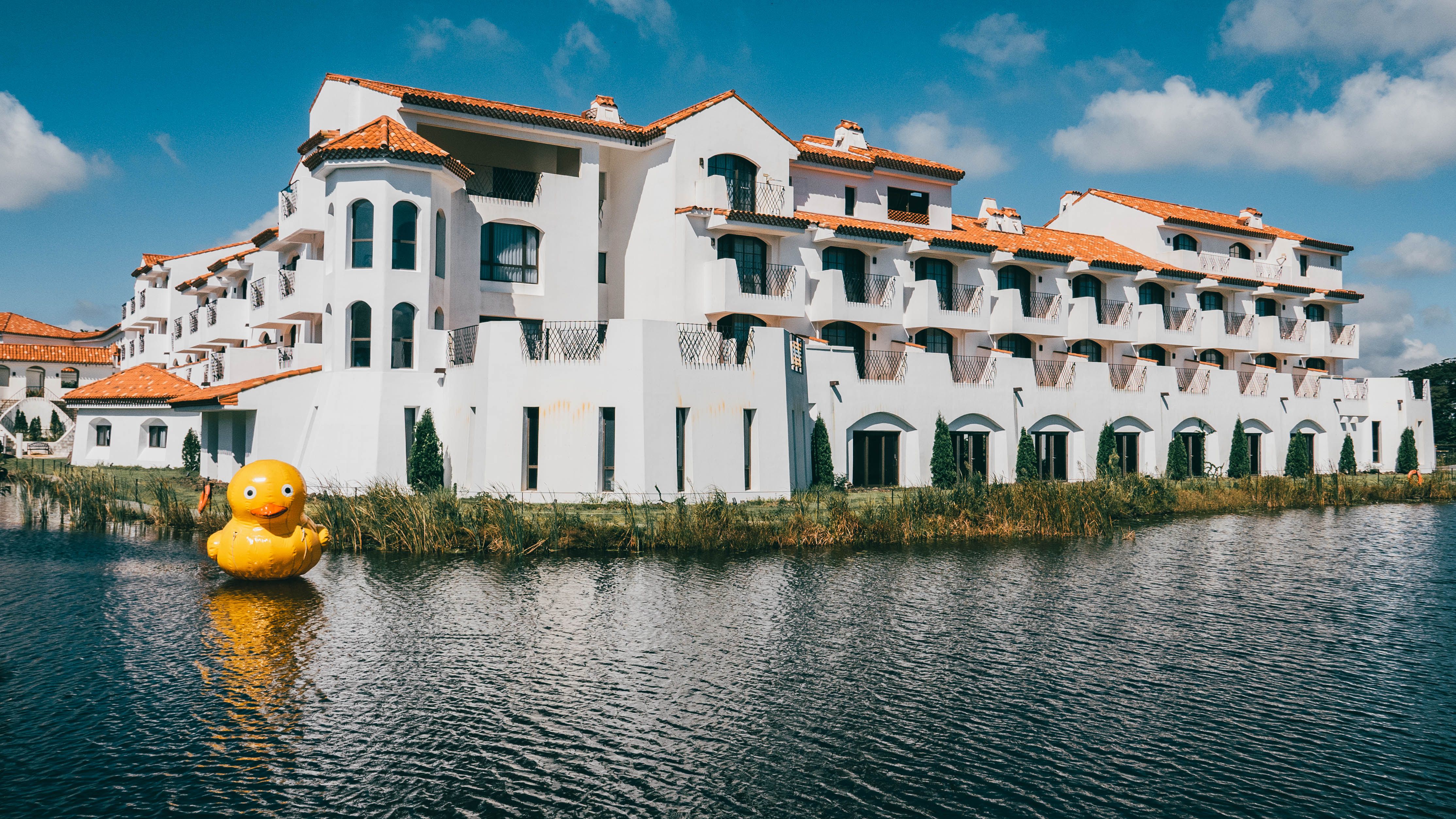 Charming Waterside View of Korean Resort Building · Free Stock Photo