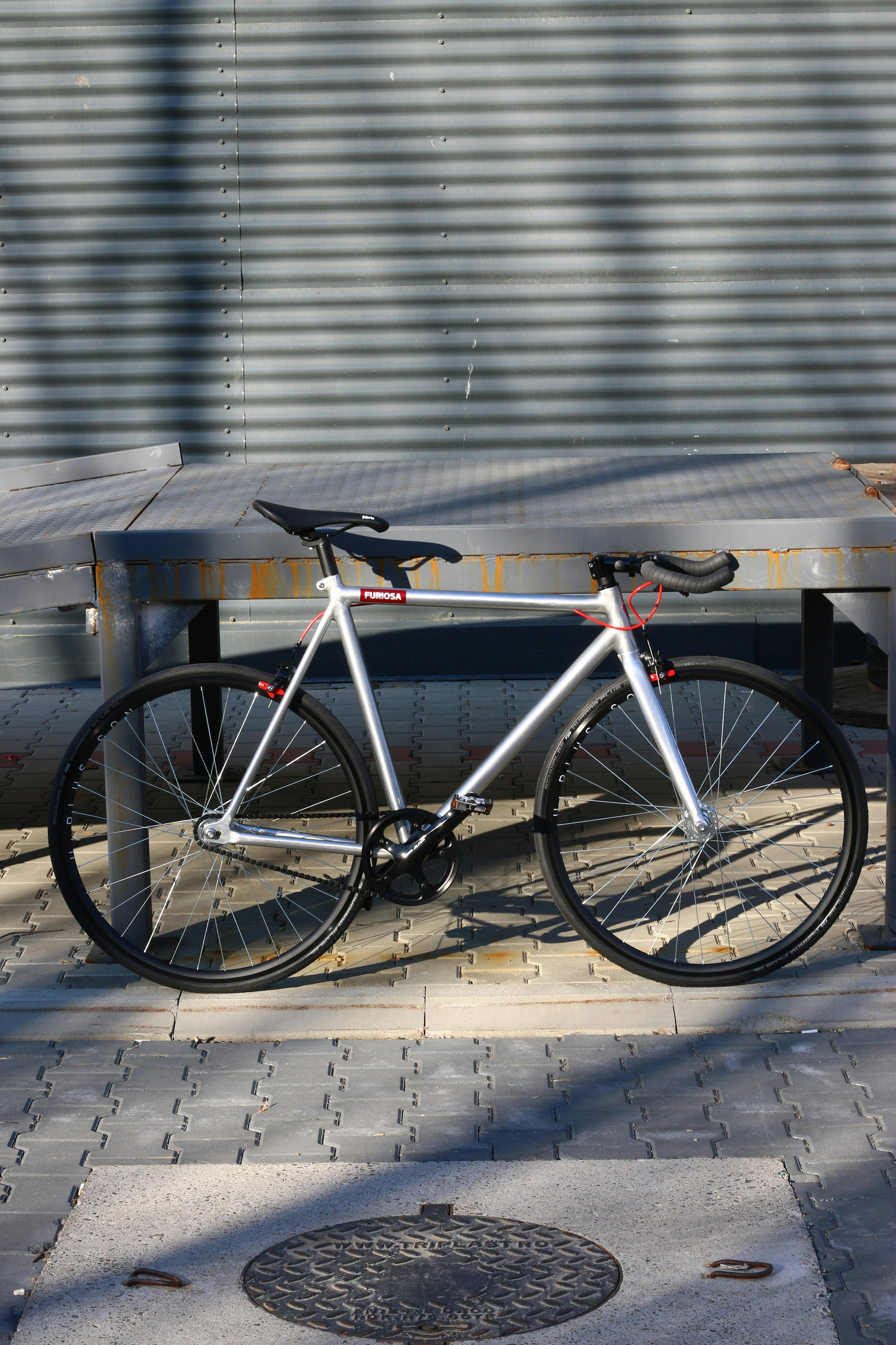 White Road Bike in Urban Setting · Free Stock Photo