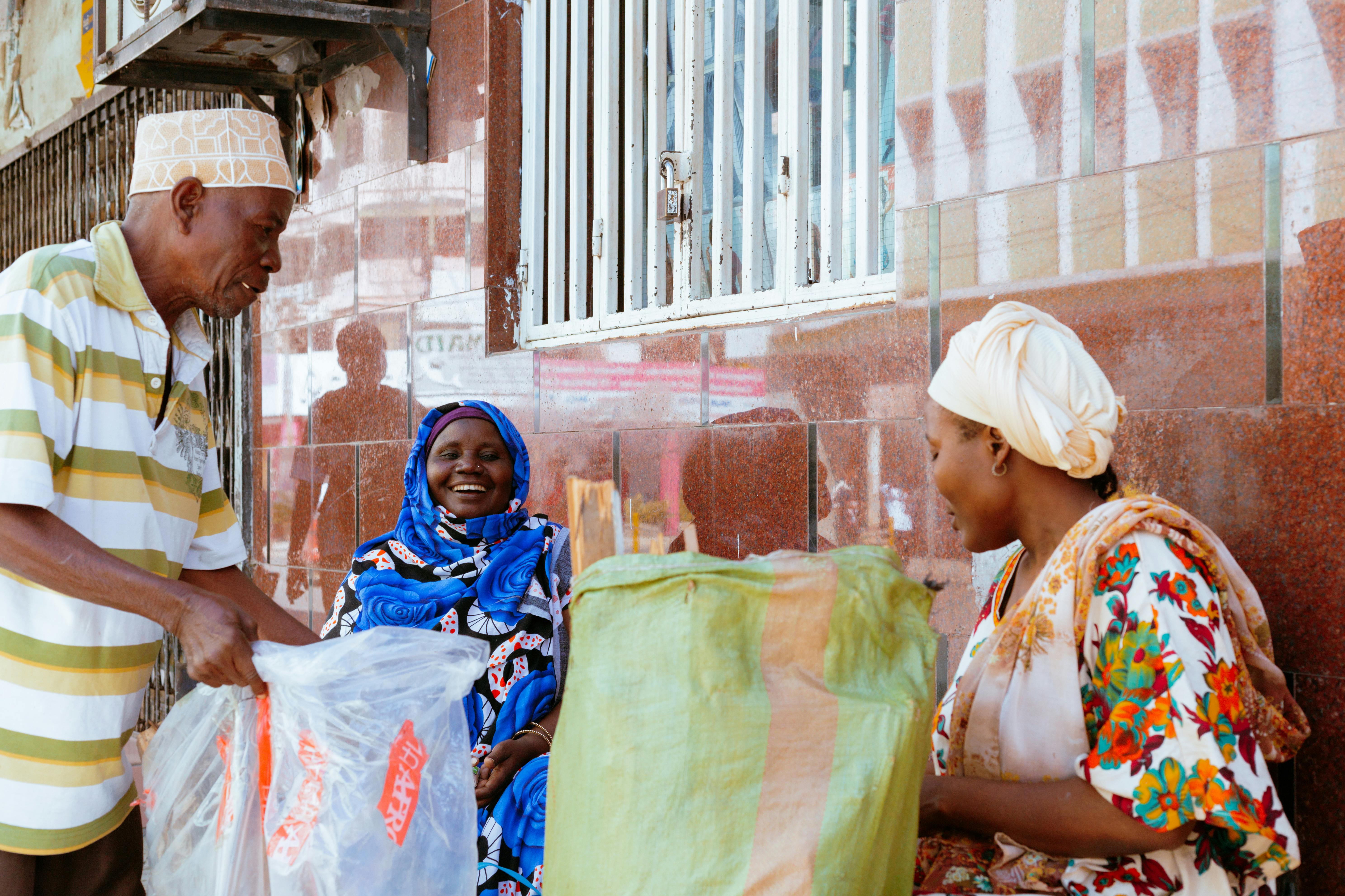 Street Market Interaction with Lively Conversation · Free Stock Photo