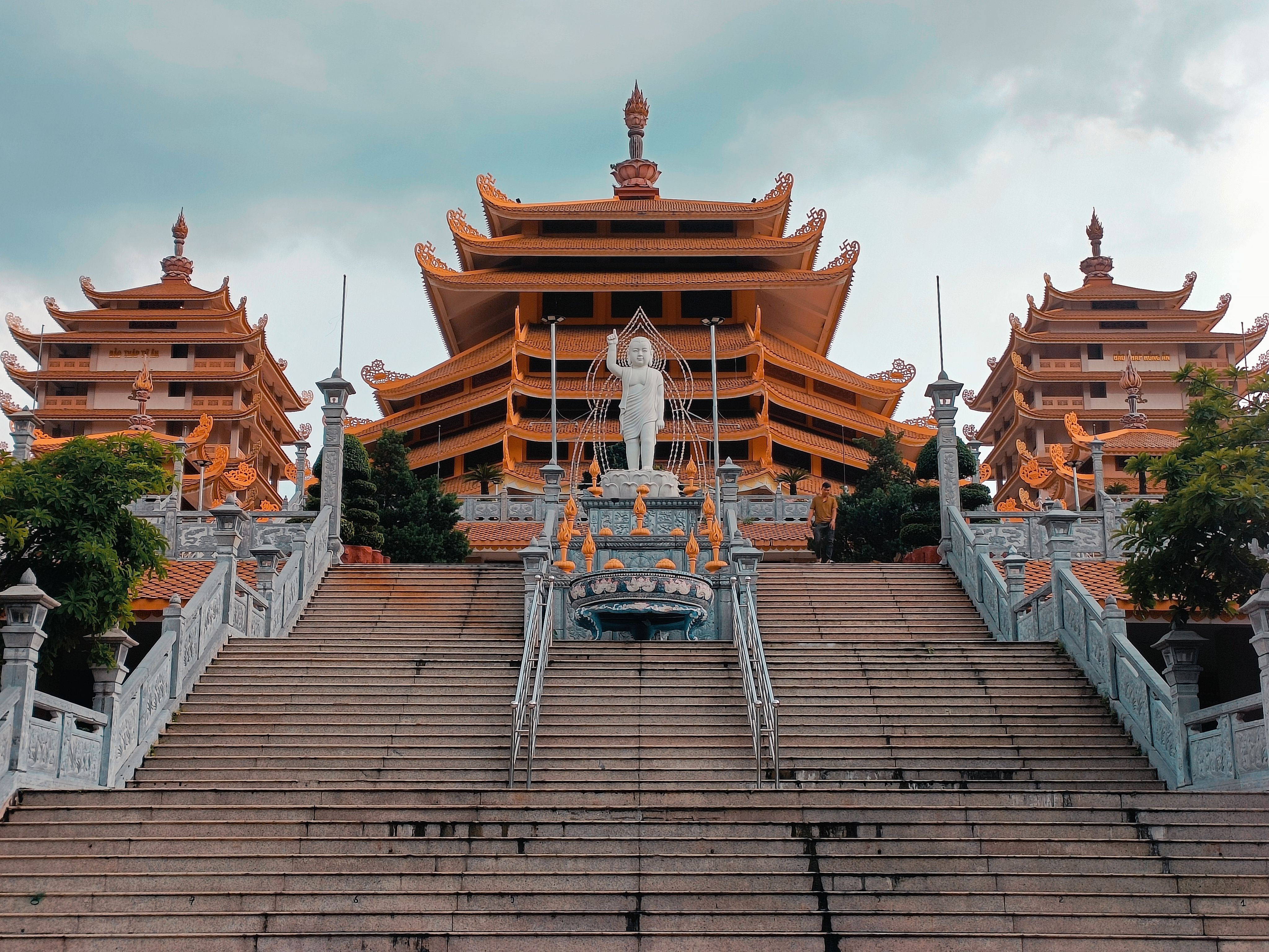 Stunning Asian Temple Architecture with Statue · Free Stock Photo