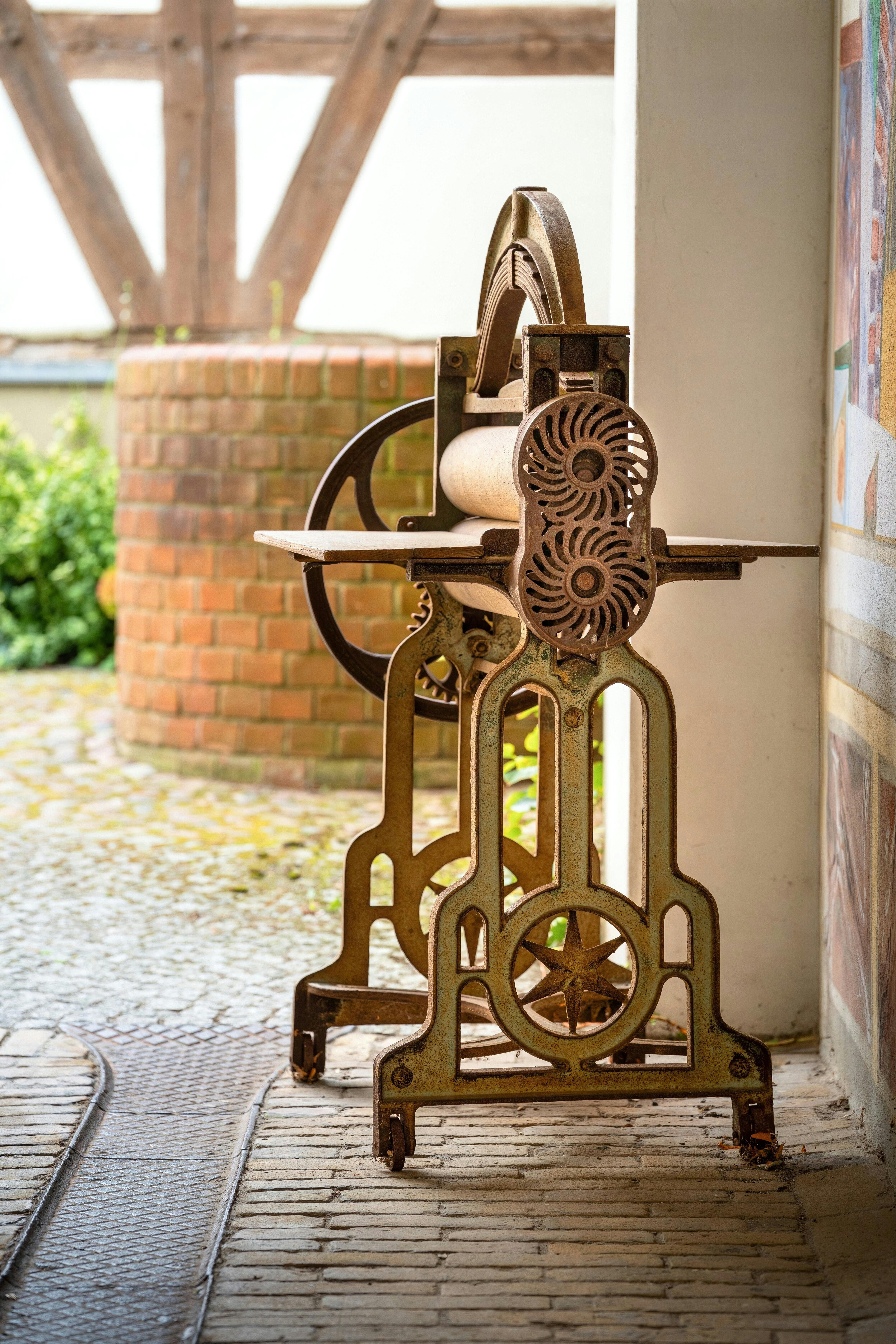 Vintage Metal Laundry Wringer in Outdoor Setting · Free Stock Photo