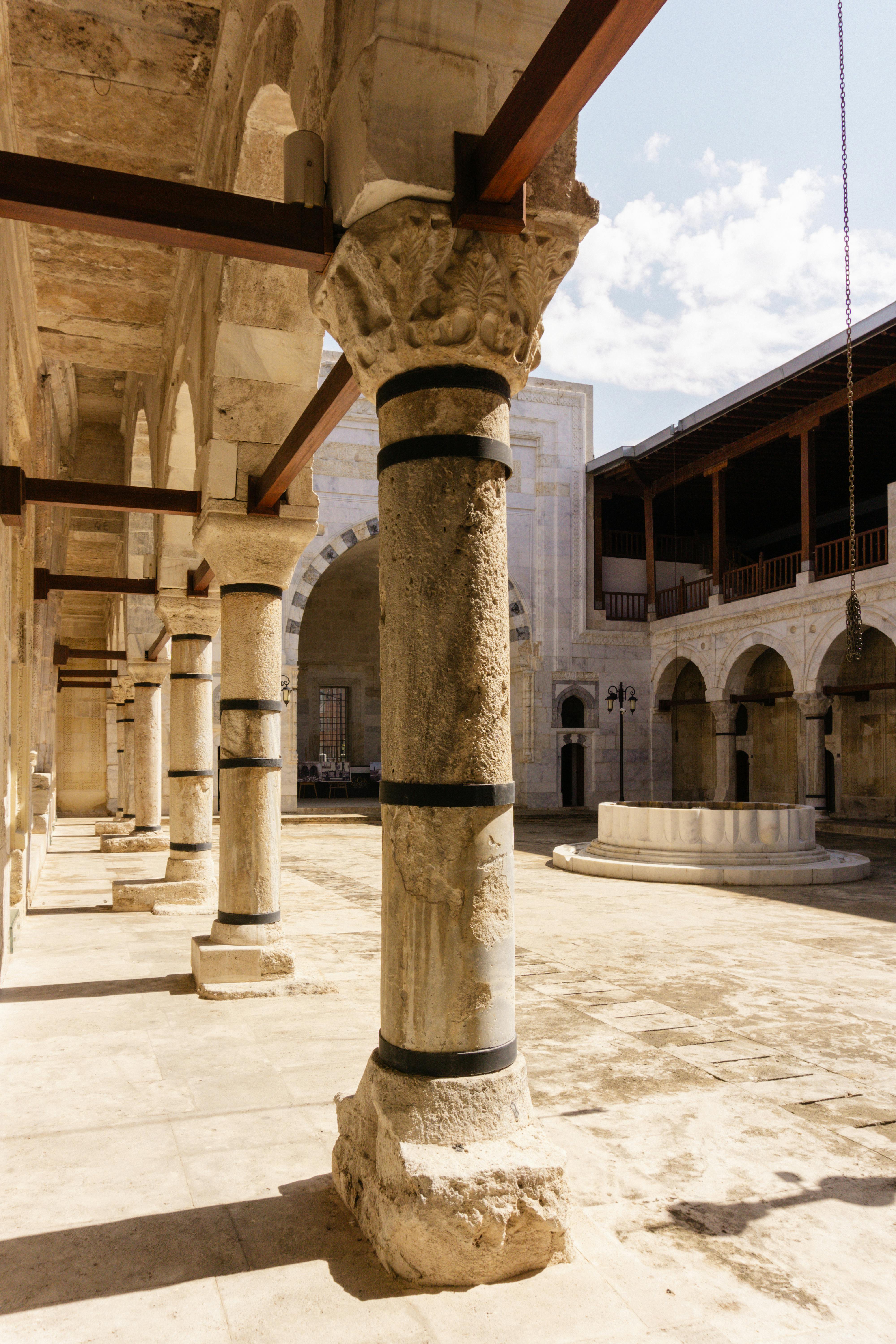 Historic Middle Eastern Courtyard Architecture · Free Stock Photo