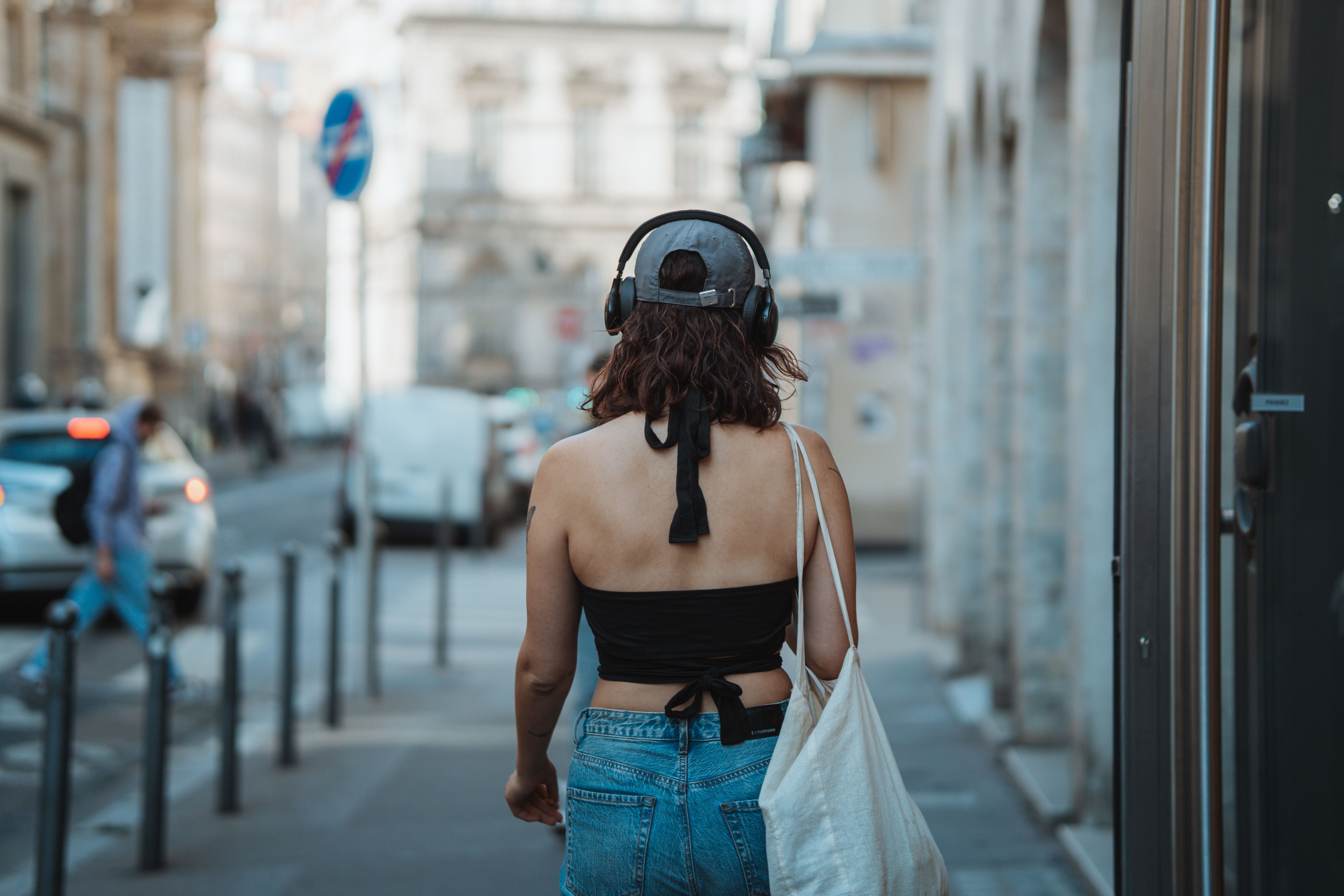 Junge Frau Hört Musik Beim Spazierengehen In Der Stadtstraße ...