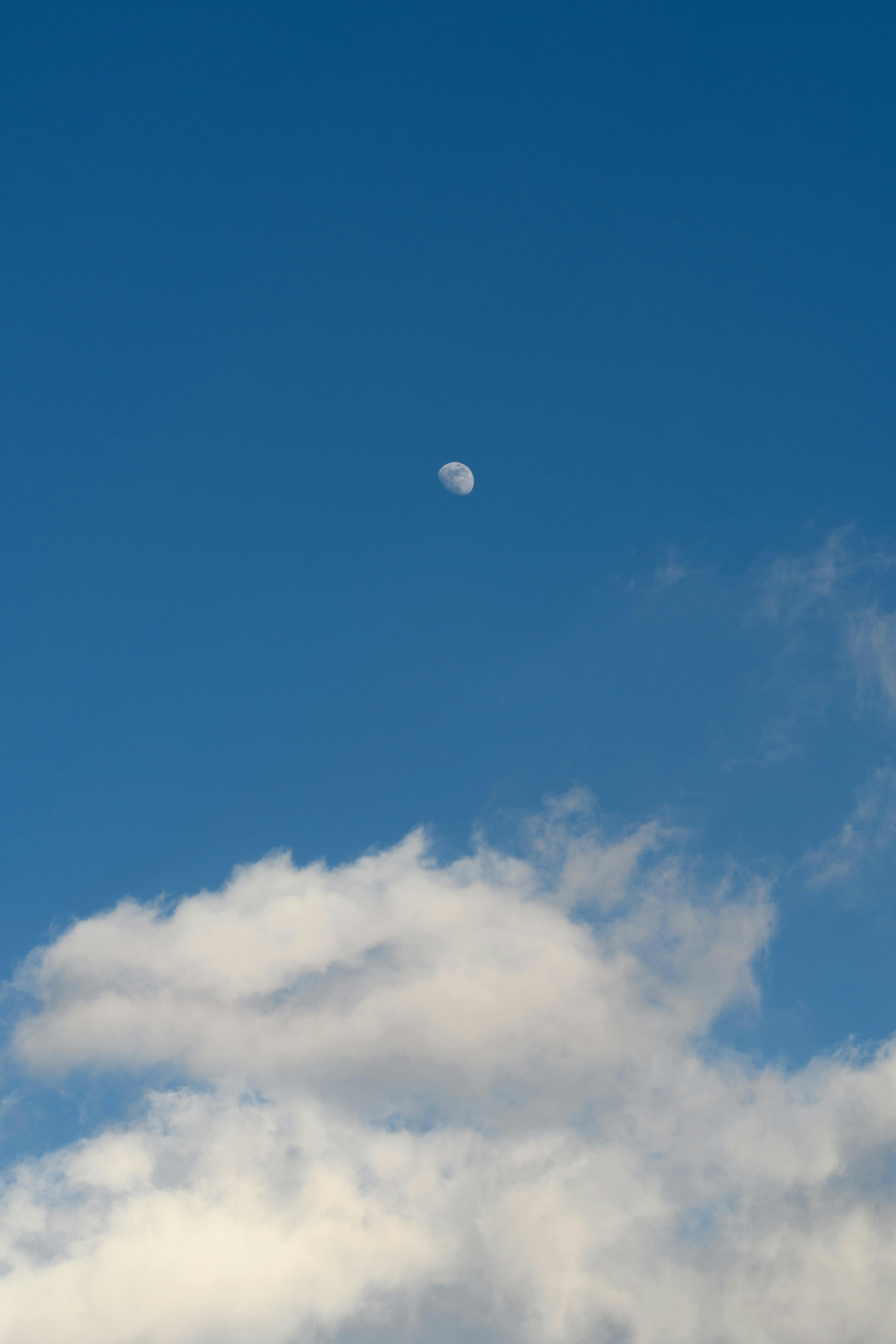 Cielo Azul Con Nubes Y Luna Escena Tranquila · Foto de stock gratuita