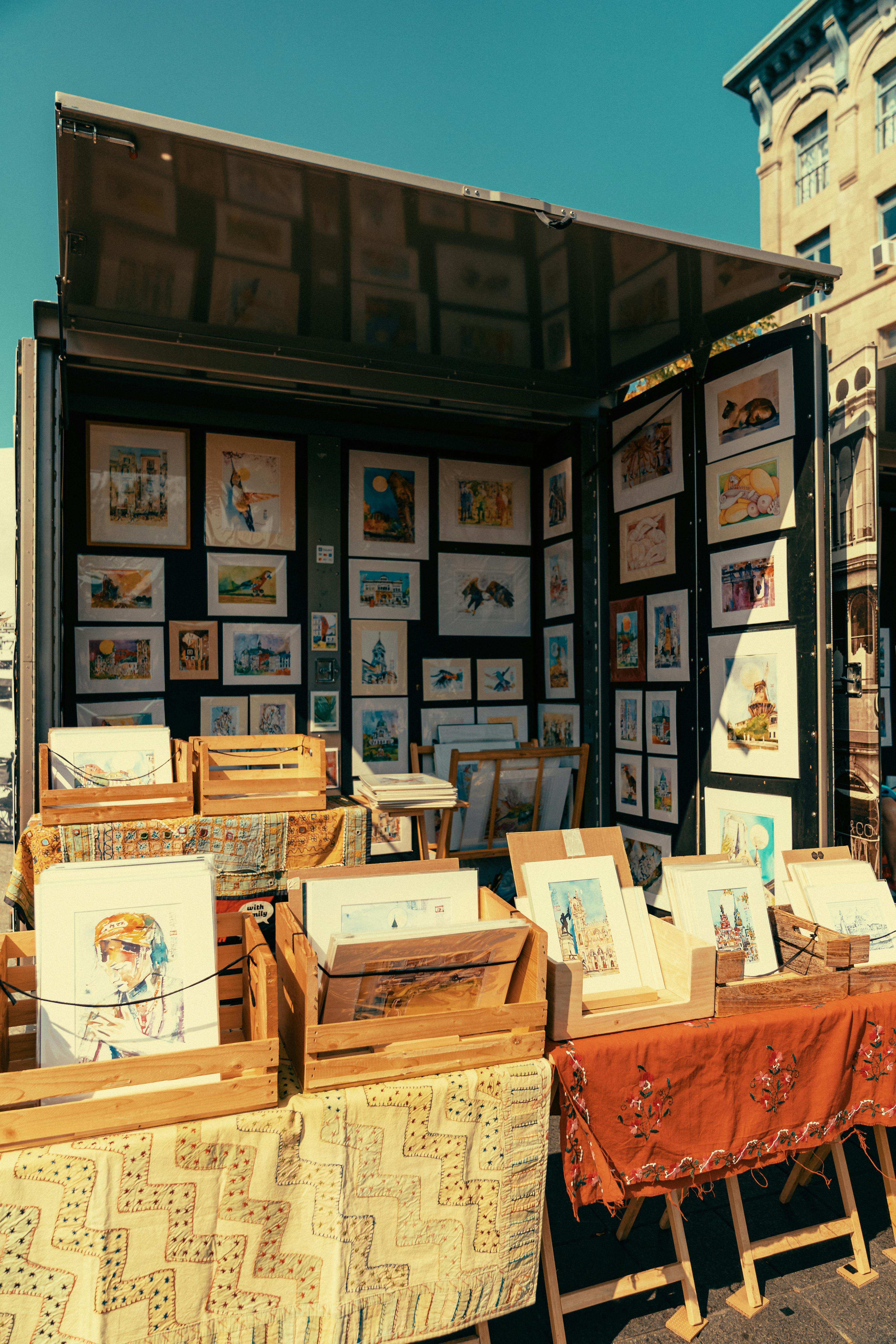 Charming Outdoor Art Display in Québec City · Free Stock Photo
