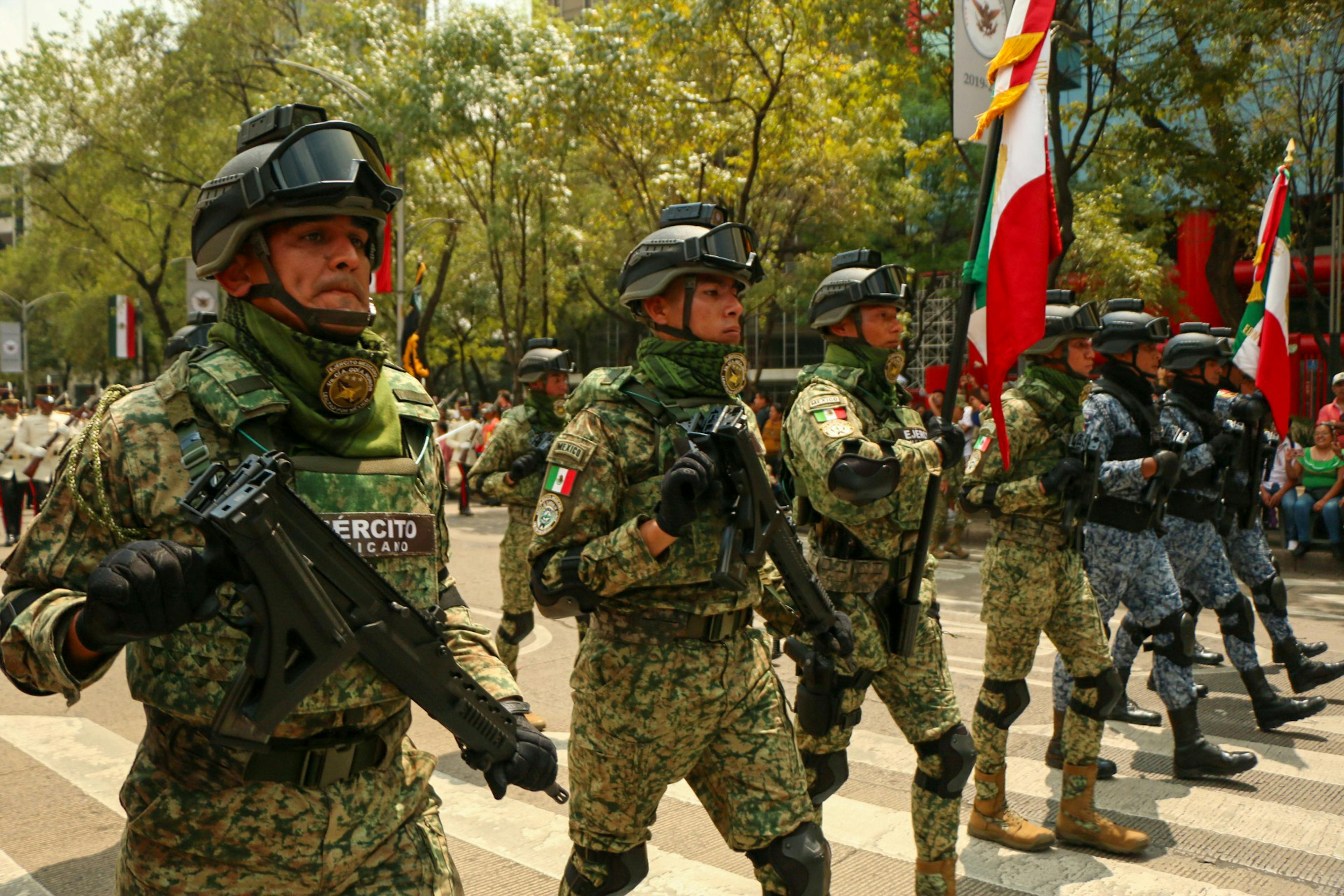 Soldados Del Ejército Mexicano Marchando En Desfile · Foto de stock ...