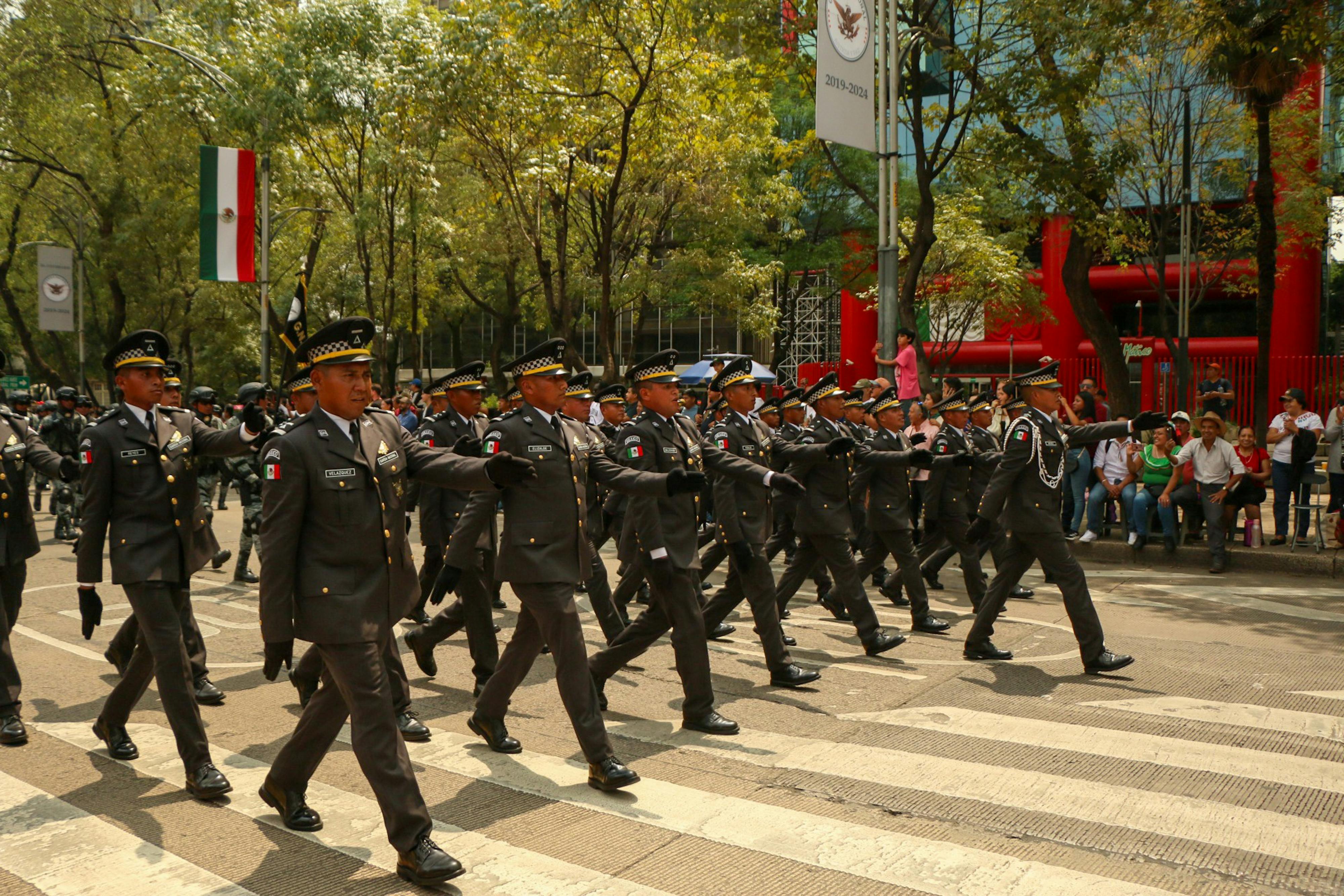 Soldados Del Ejército Mexicano Marchando En Desfile · Foto de stock ...