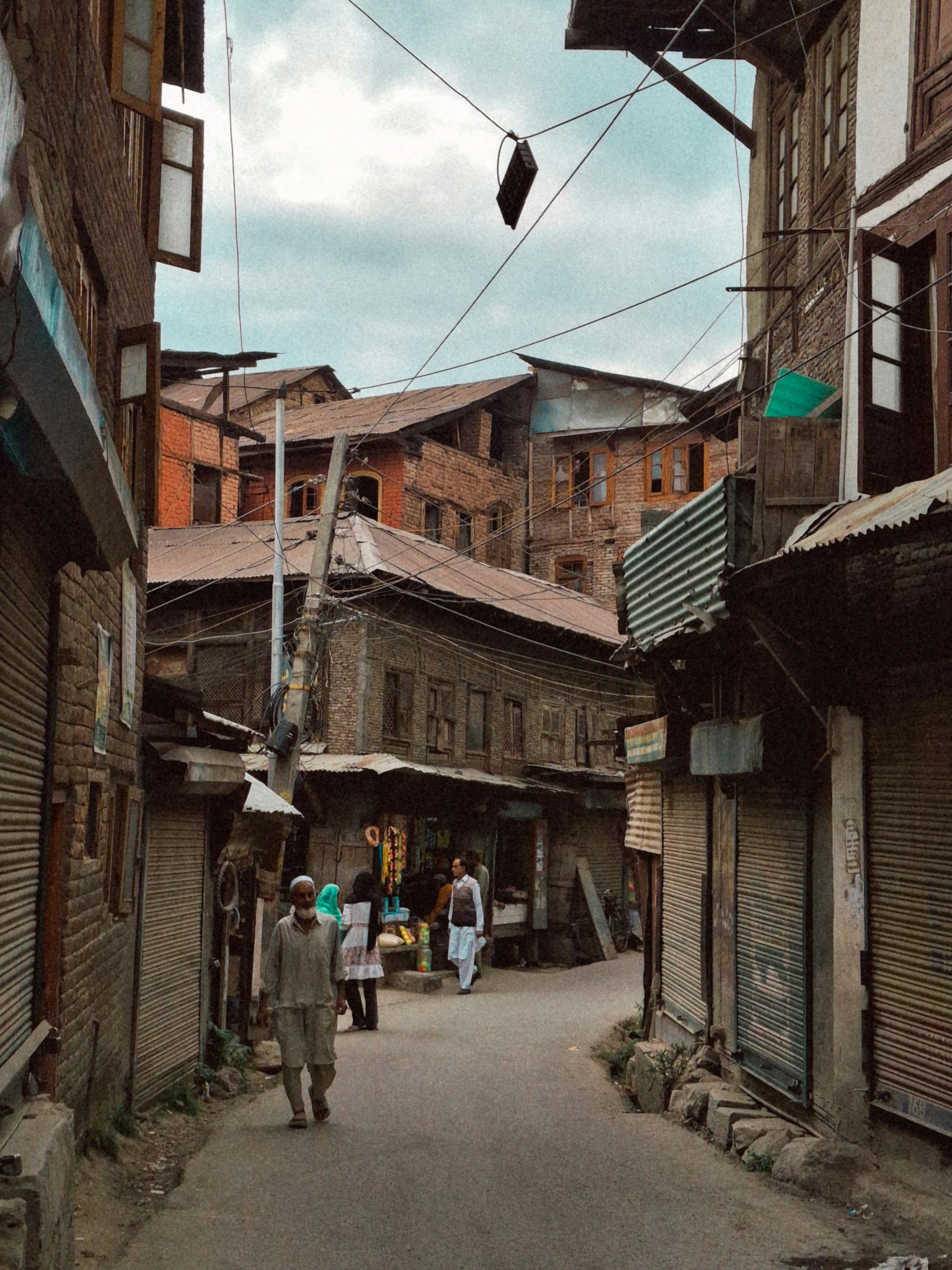 Historic Street Scene with Traditional Architecture · Free Stock Photo