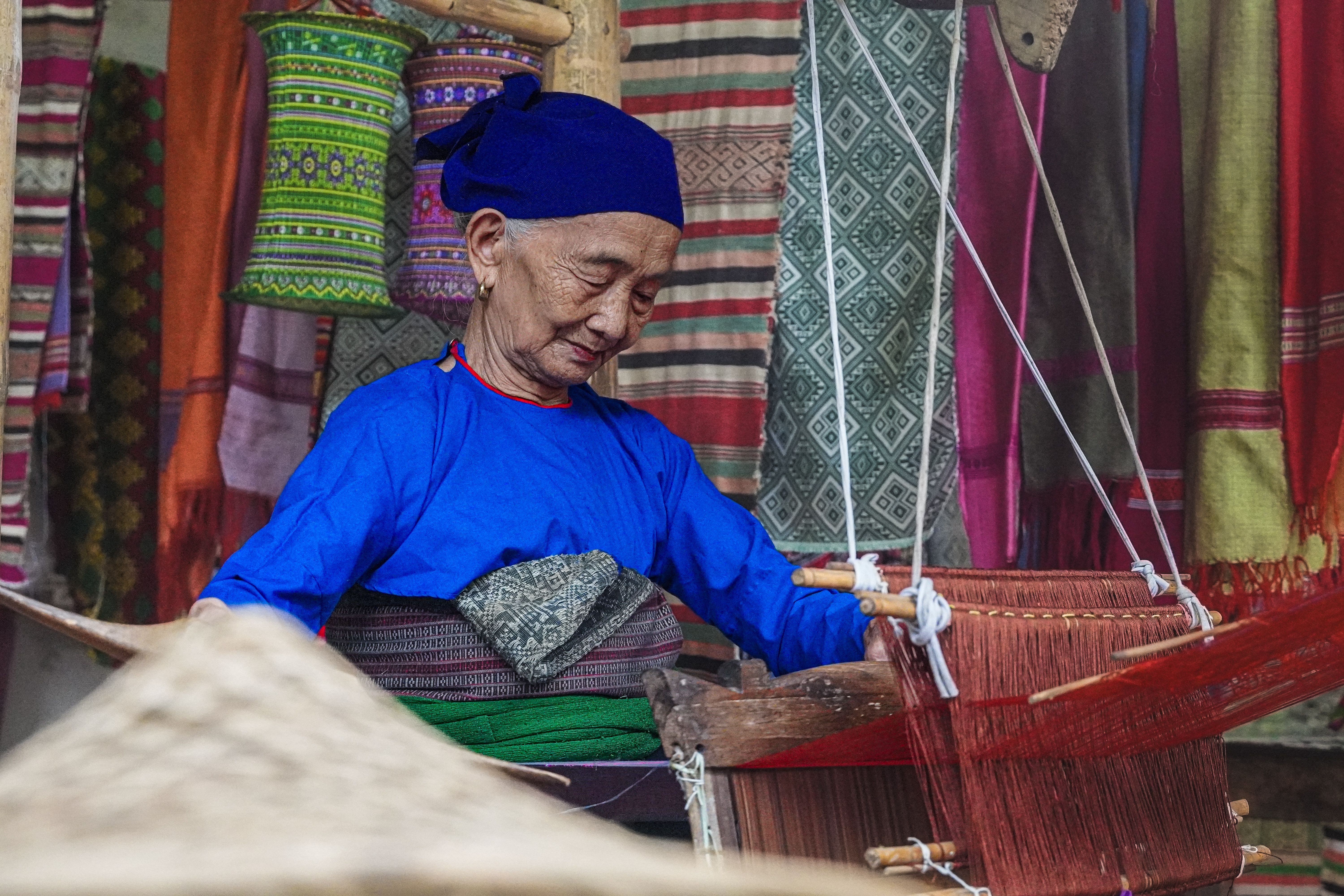 Traditional Artisan Weaving Colorful Textiles · Free Stock Photo