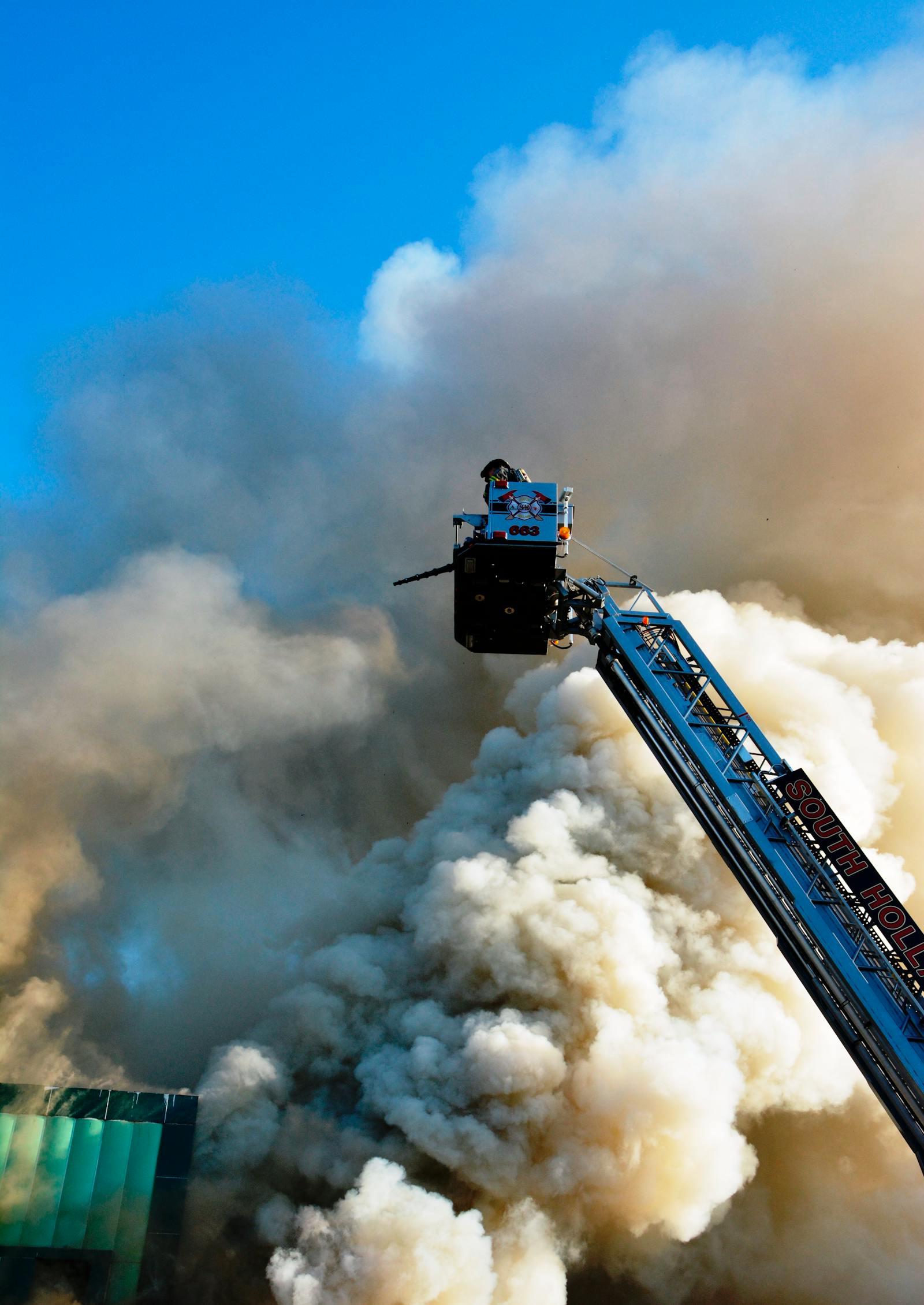 Building Fire Photos, Download The BEST Free Building Fire Stock Photos ...