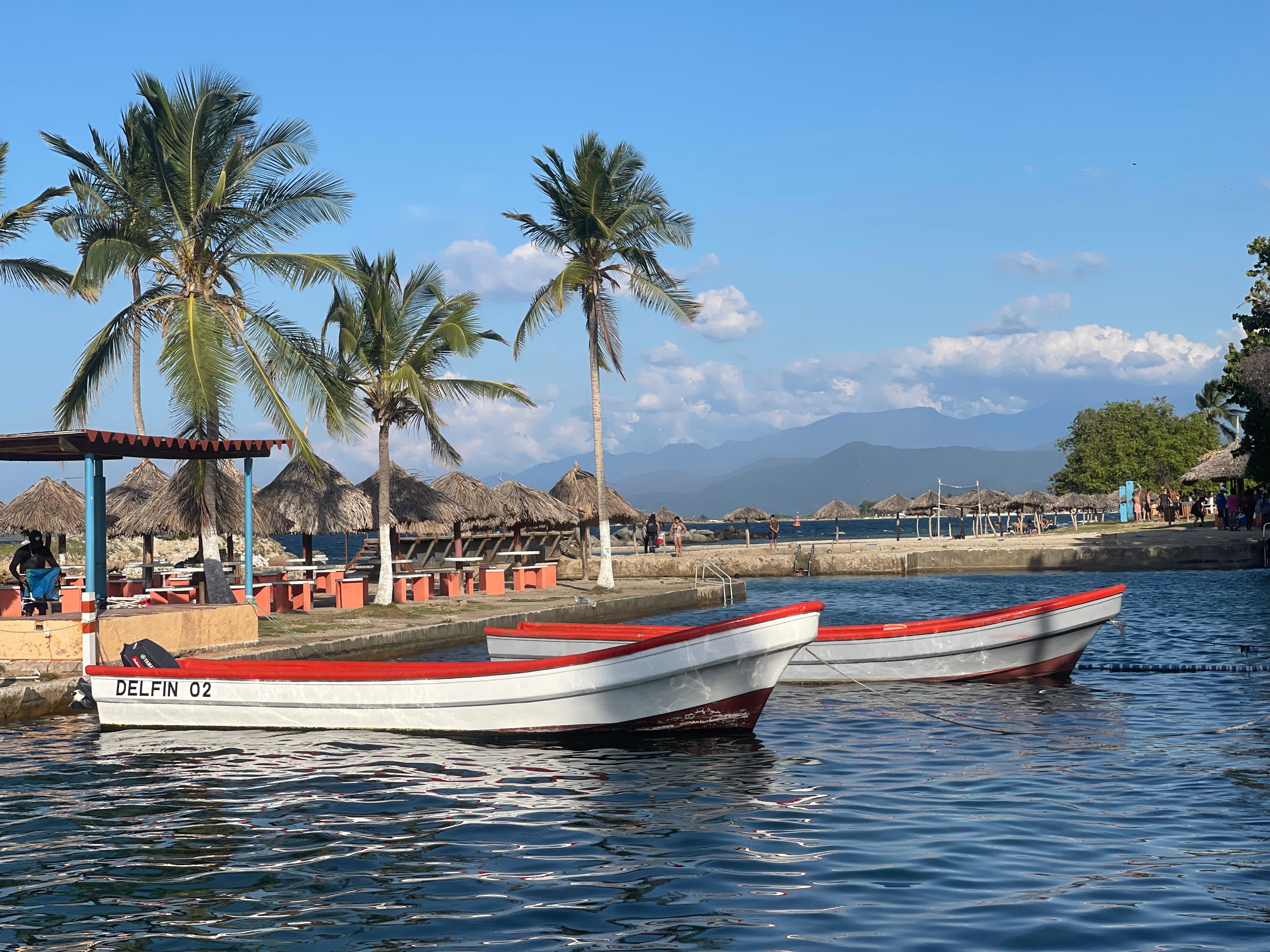 Scenic Beachfront with Boats in Puerto Cabello · Free Stock Photo