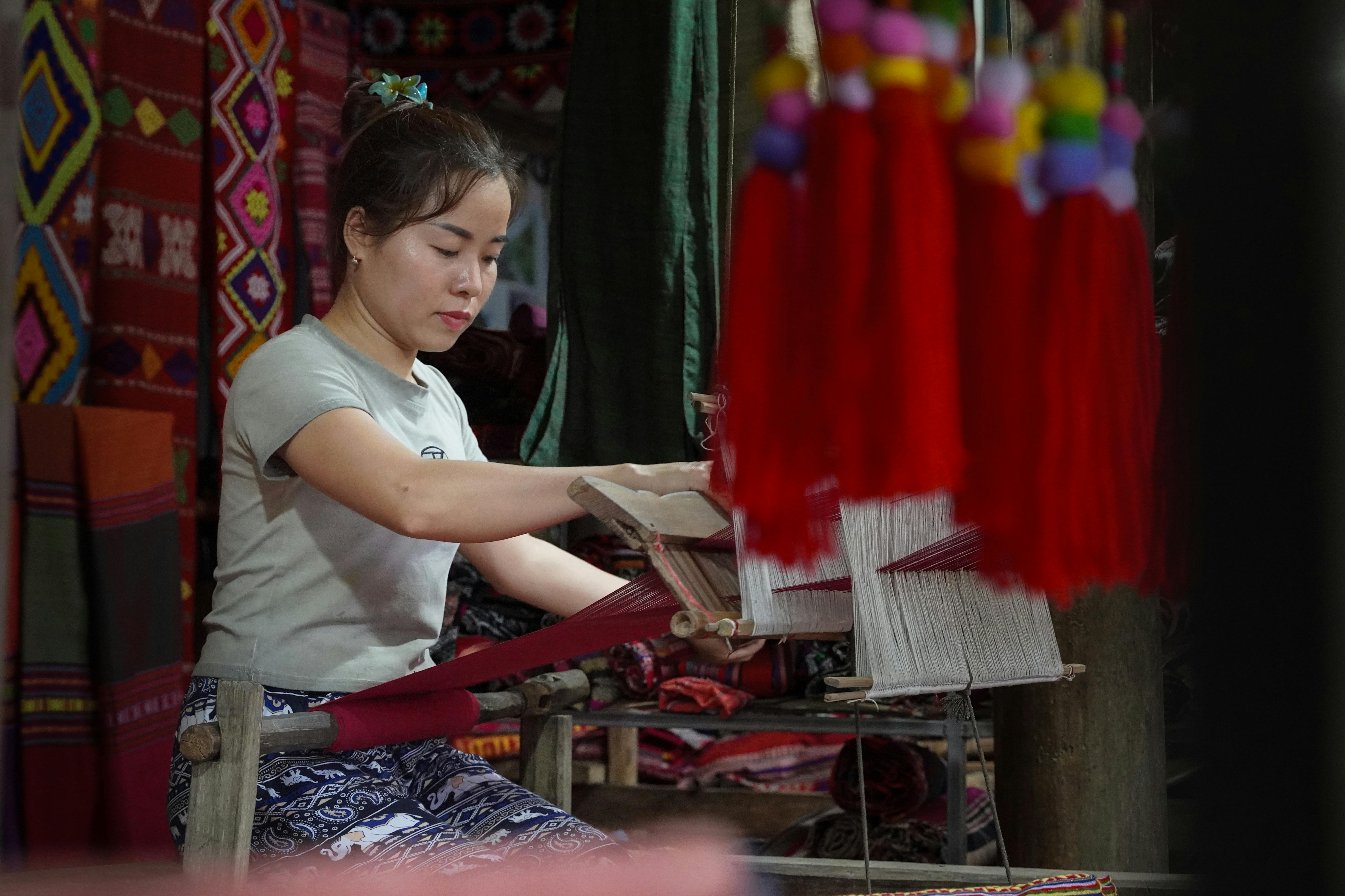Vietnamese Artisan Weaving Traditional Textiles · Free Stock Photo