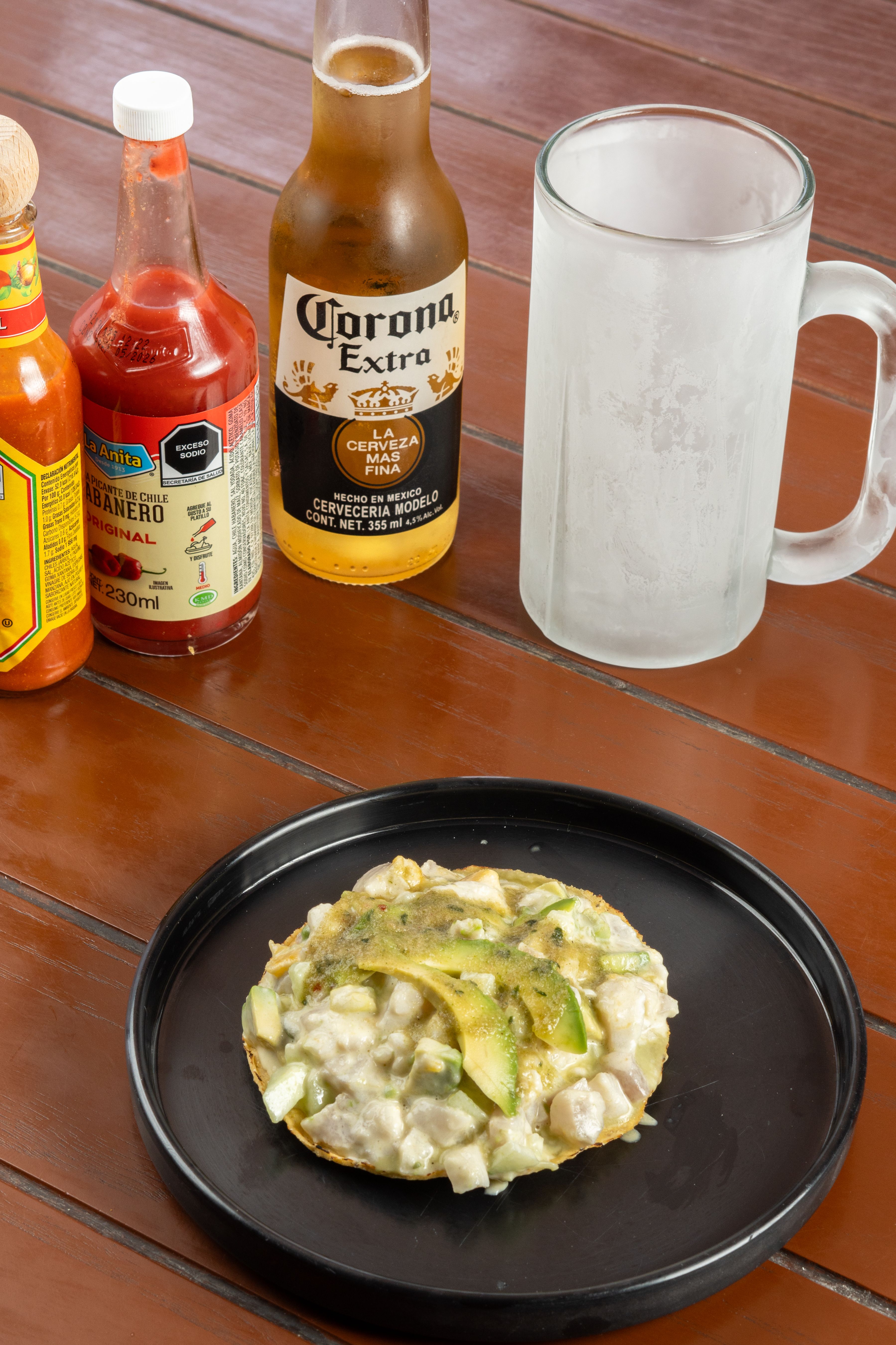 Botana Mexicana Con Cerveza Y Salsas Picantes · Foto de stock gratuita
