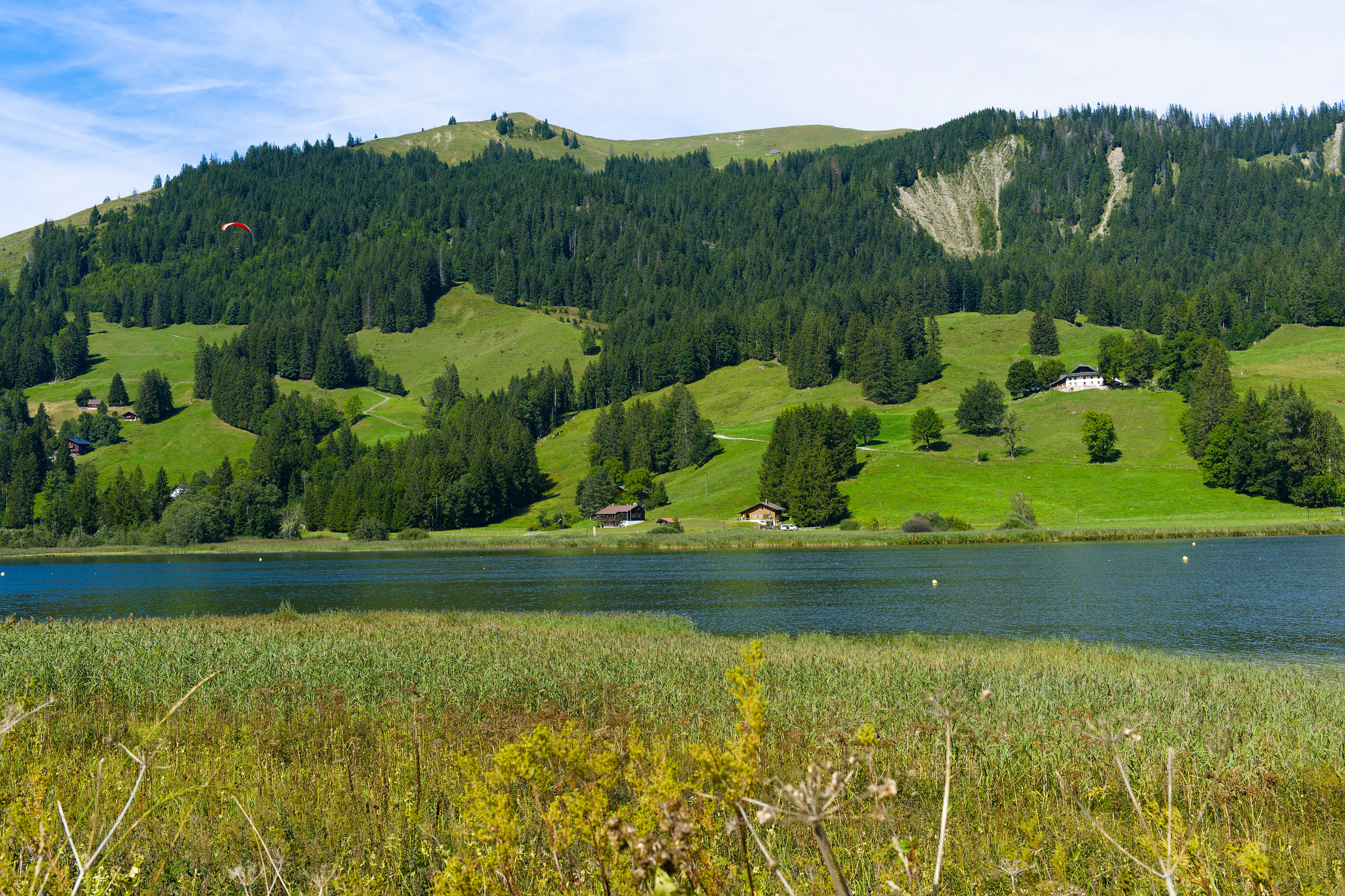 Pemandangan Indah Pegunungan Alpen Swiss Dan Danau Pegunungan Di Musim ...