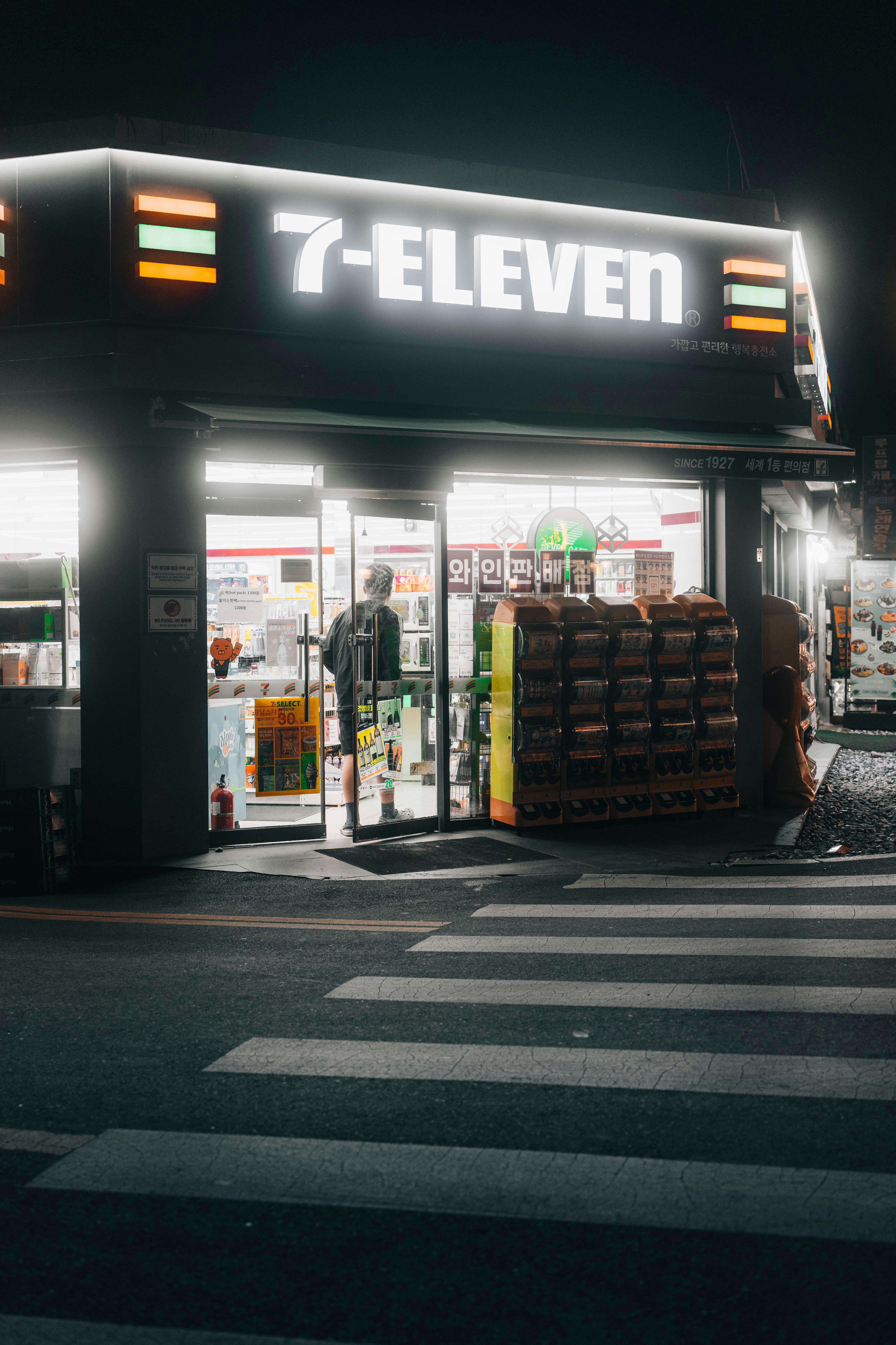 Night View of 7-Eleven Store in Seoul · Free Stock Photo