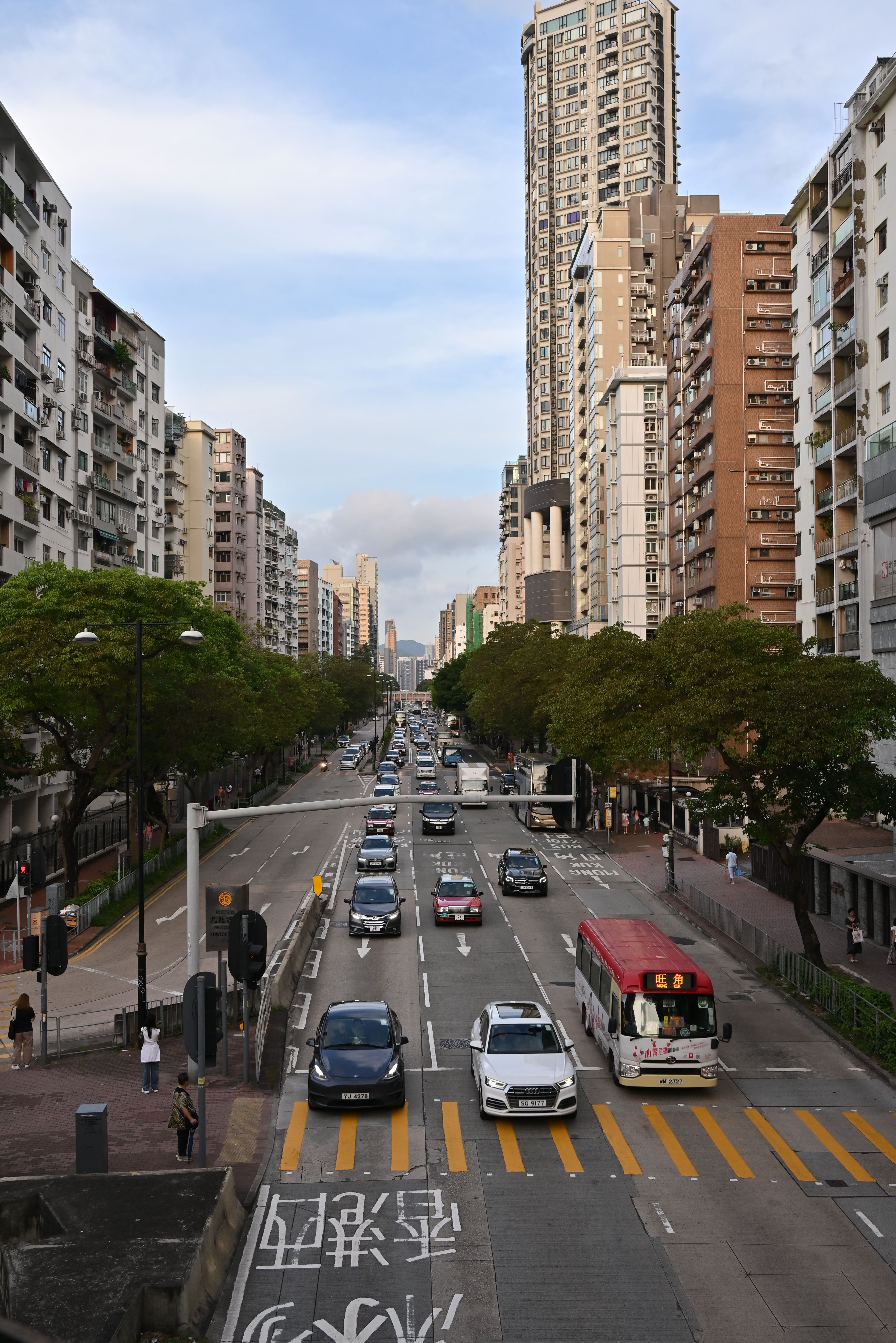 Dynamic Urban Street View with Busy Traffic · Free Stock Photo