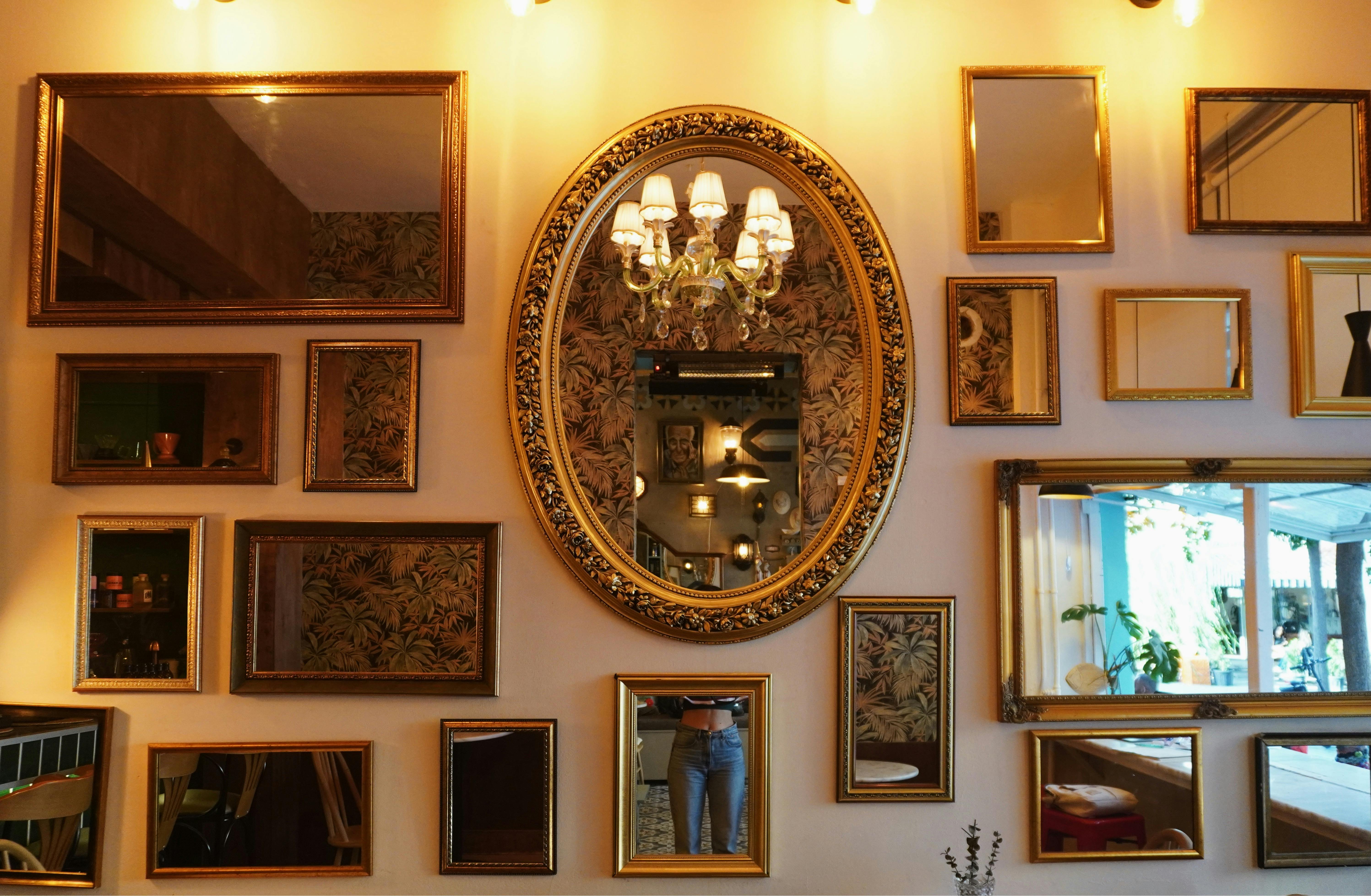 Elegant Mirror Wall Display in Cozy Café · Free Stock Photo