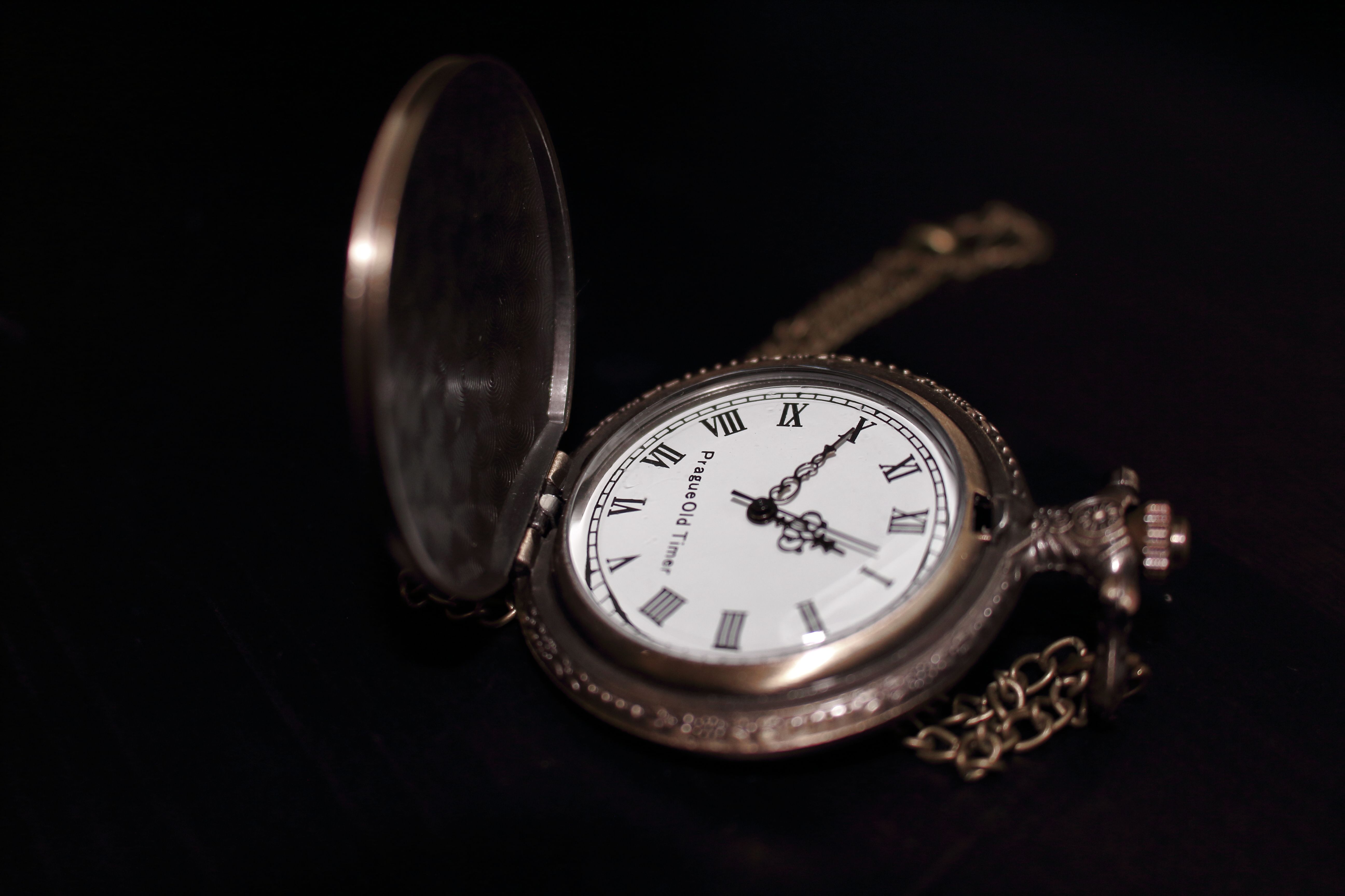 Close-Up Shot of a Pocket Watch · Free Stock Photo