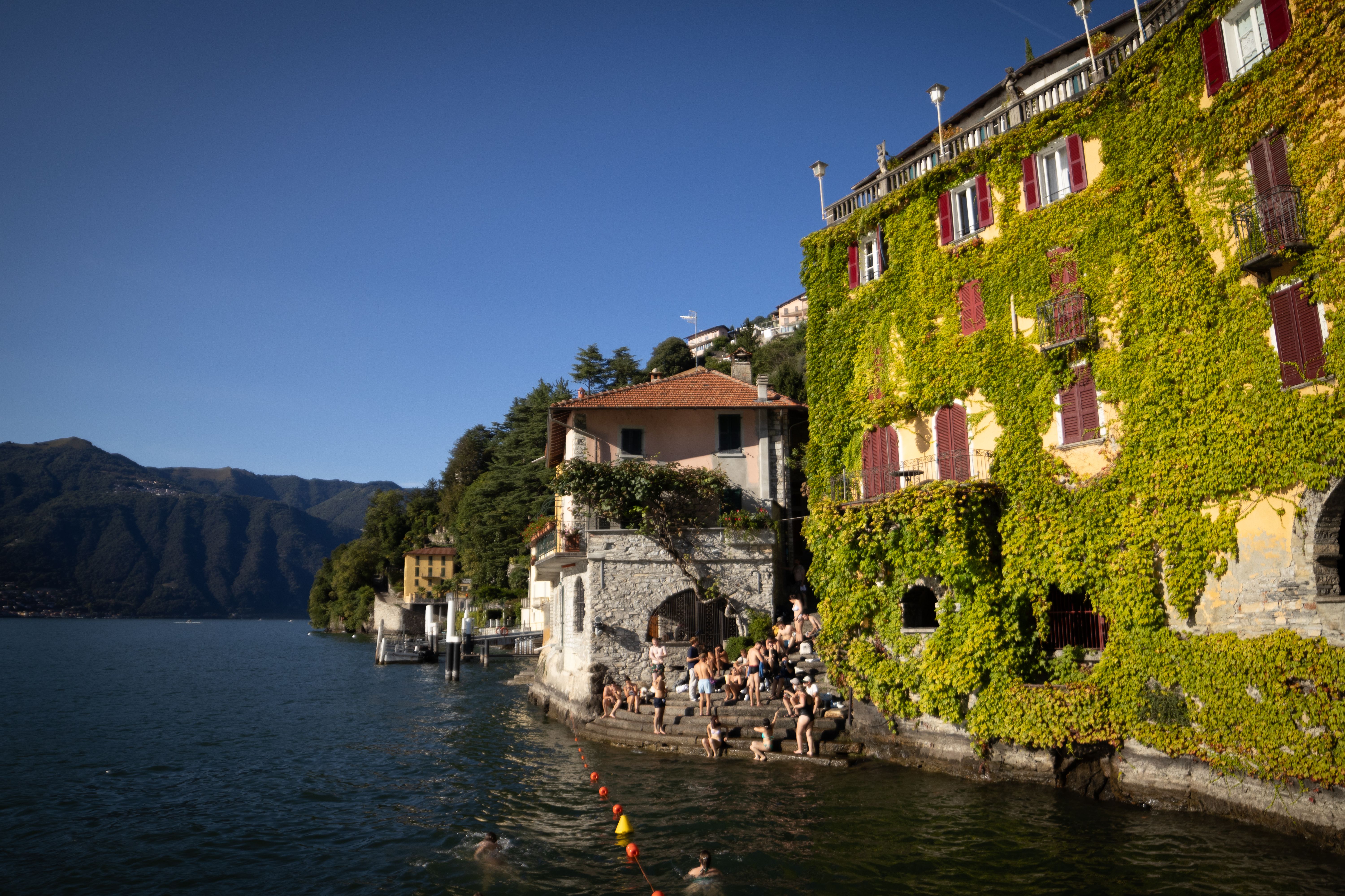 Scenic Lake Como with Historic Ivy-Covered Buildings · Free Stock Photo