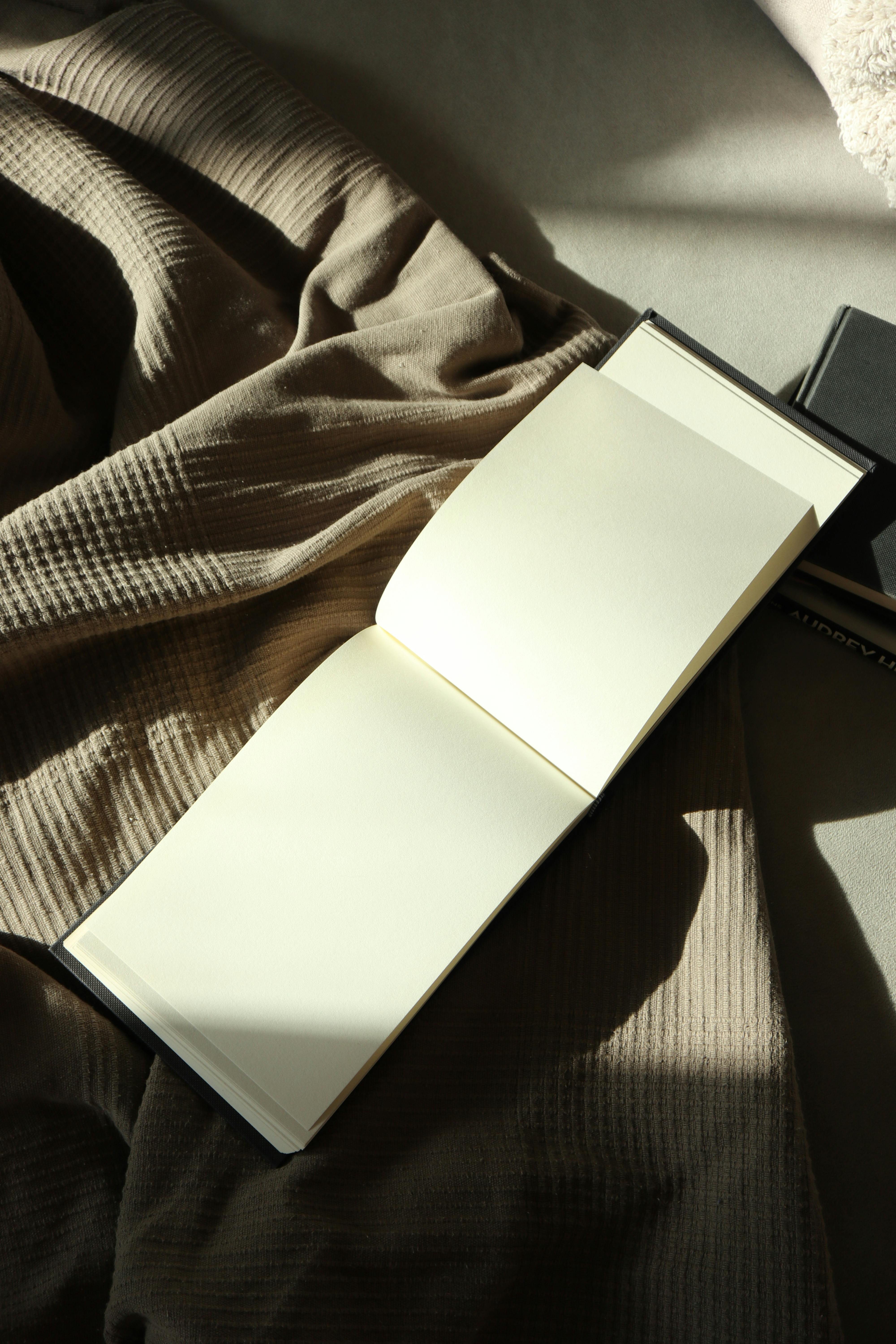 Caderno Aberto Minimalista Em Cobertor Aconchegante · Foto profissional ...