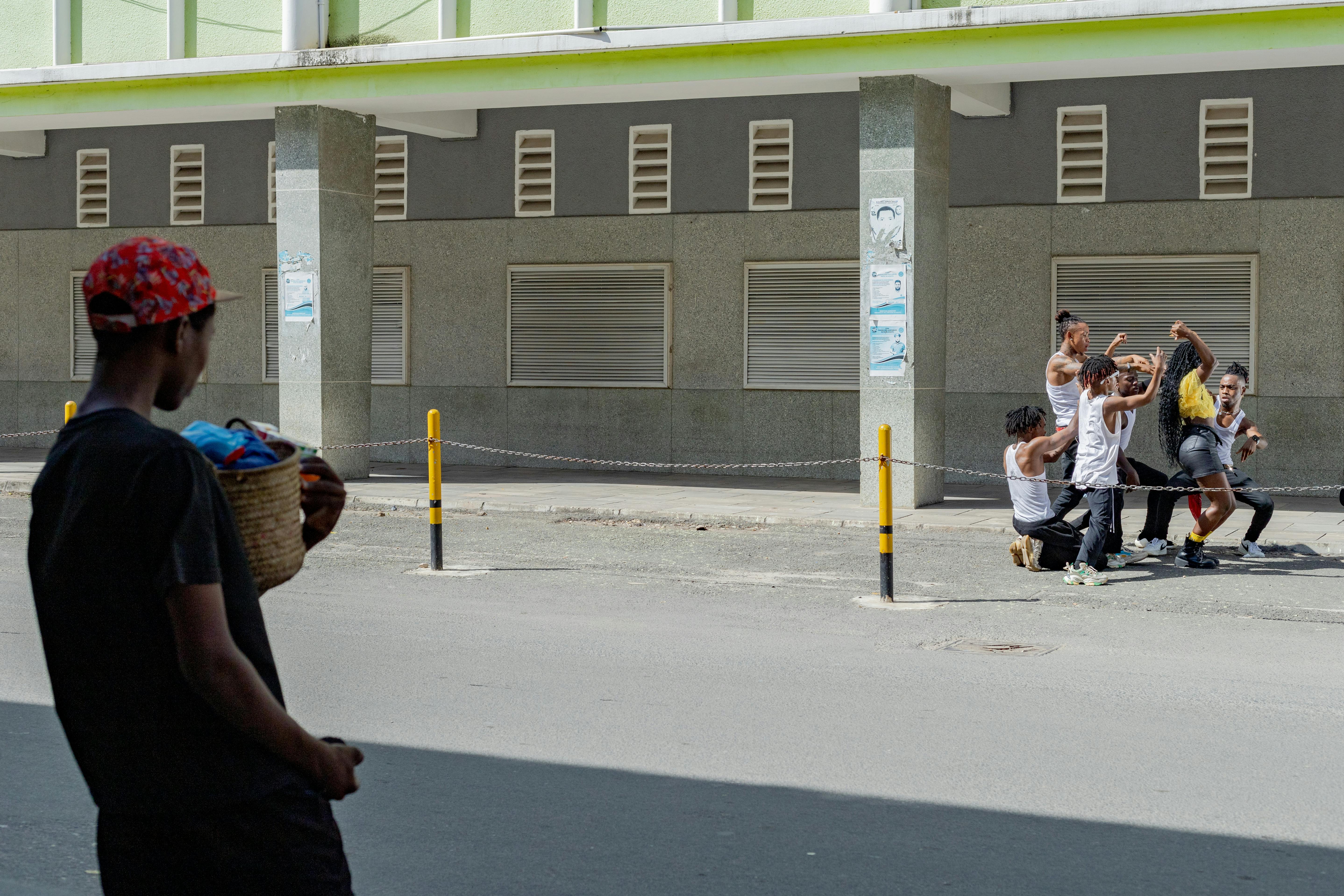 Street Dance Group Performing Energetic Routine · Free Stock Photo