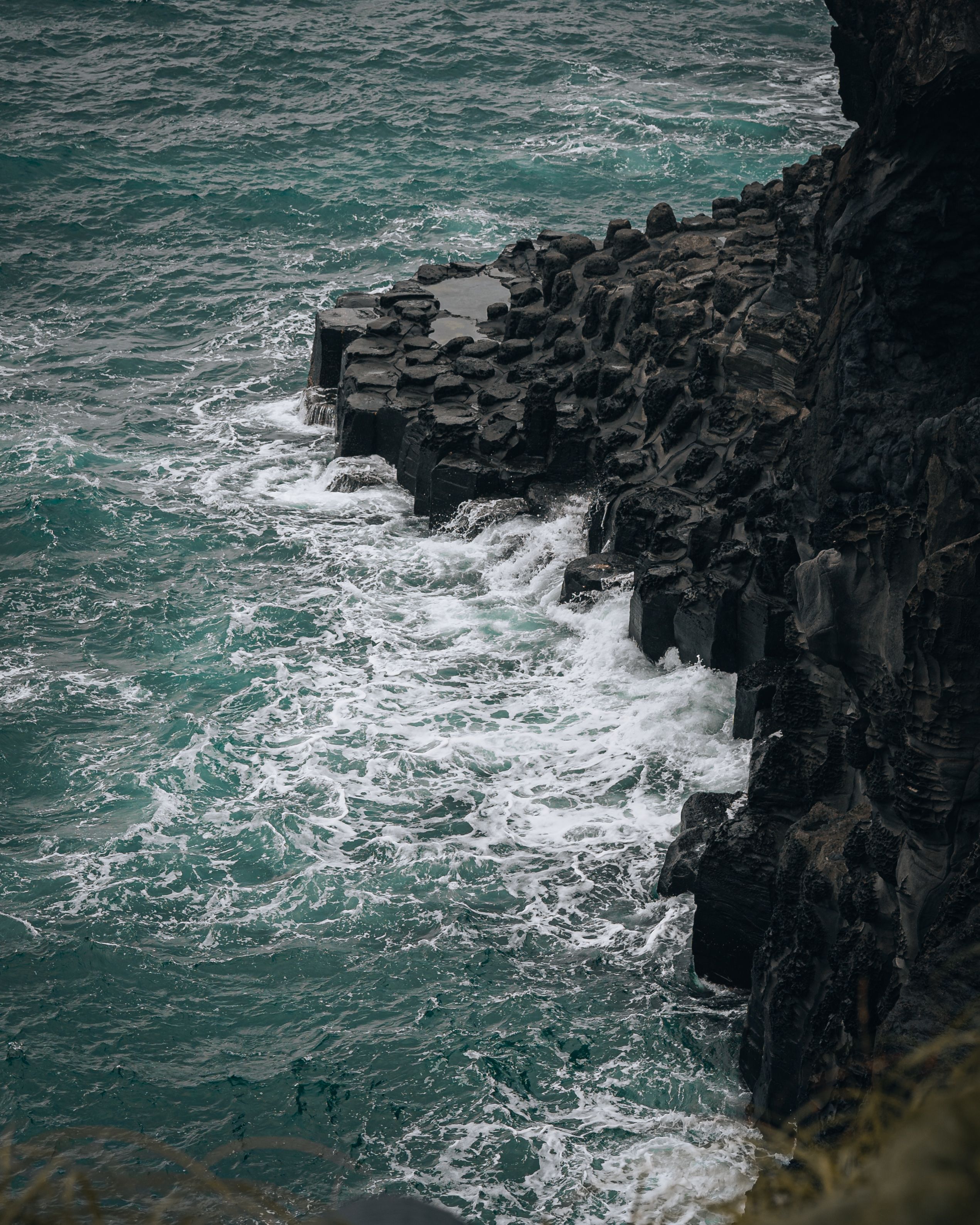 Dramatic Basalt Cliffs and Ocean Waves · Free Stock Photo