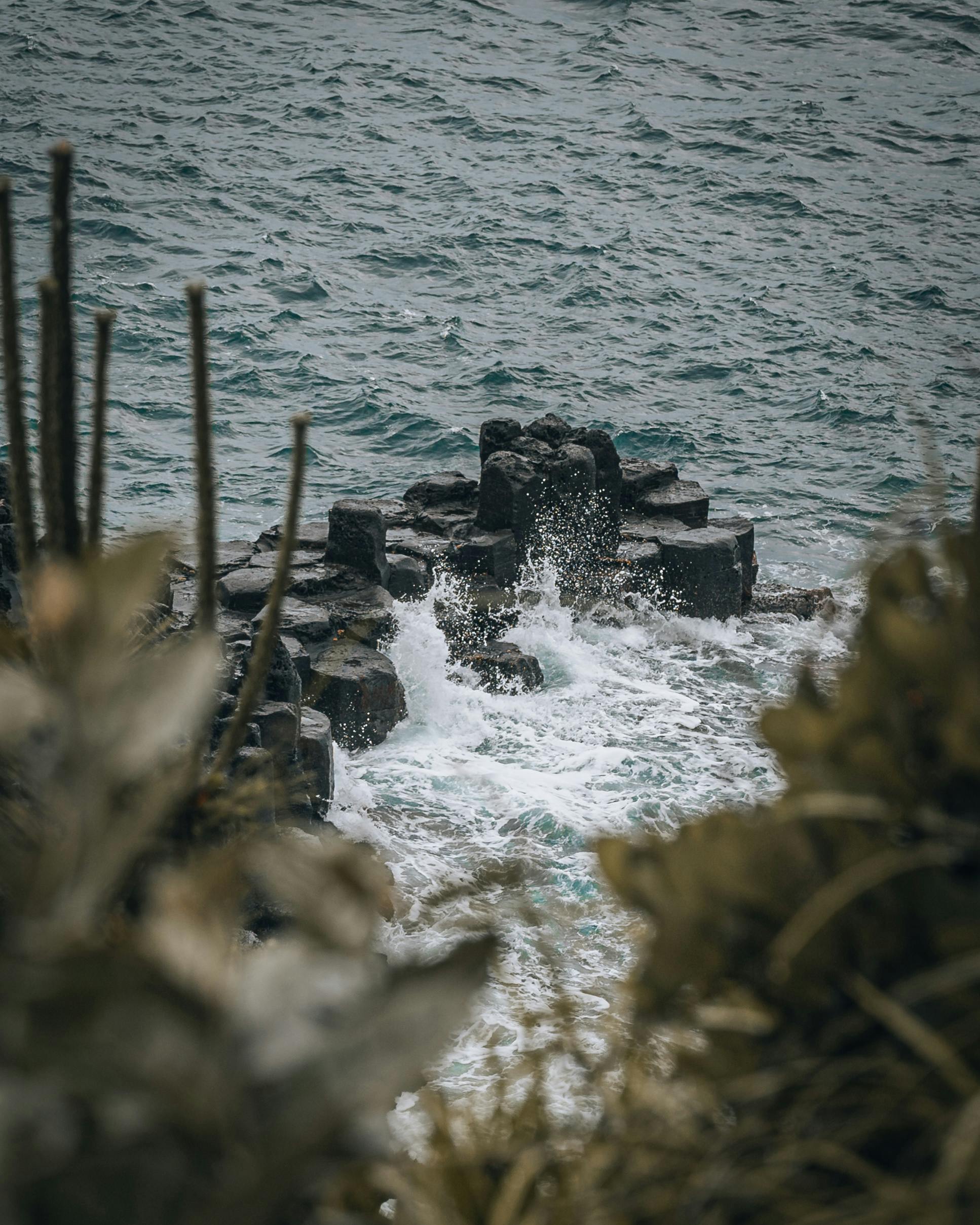 Dramatic Ocean Waves Breaking on Rocky Shoreline · Free Stock Photo