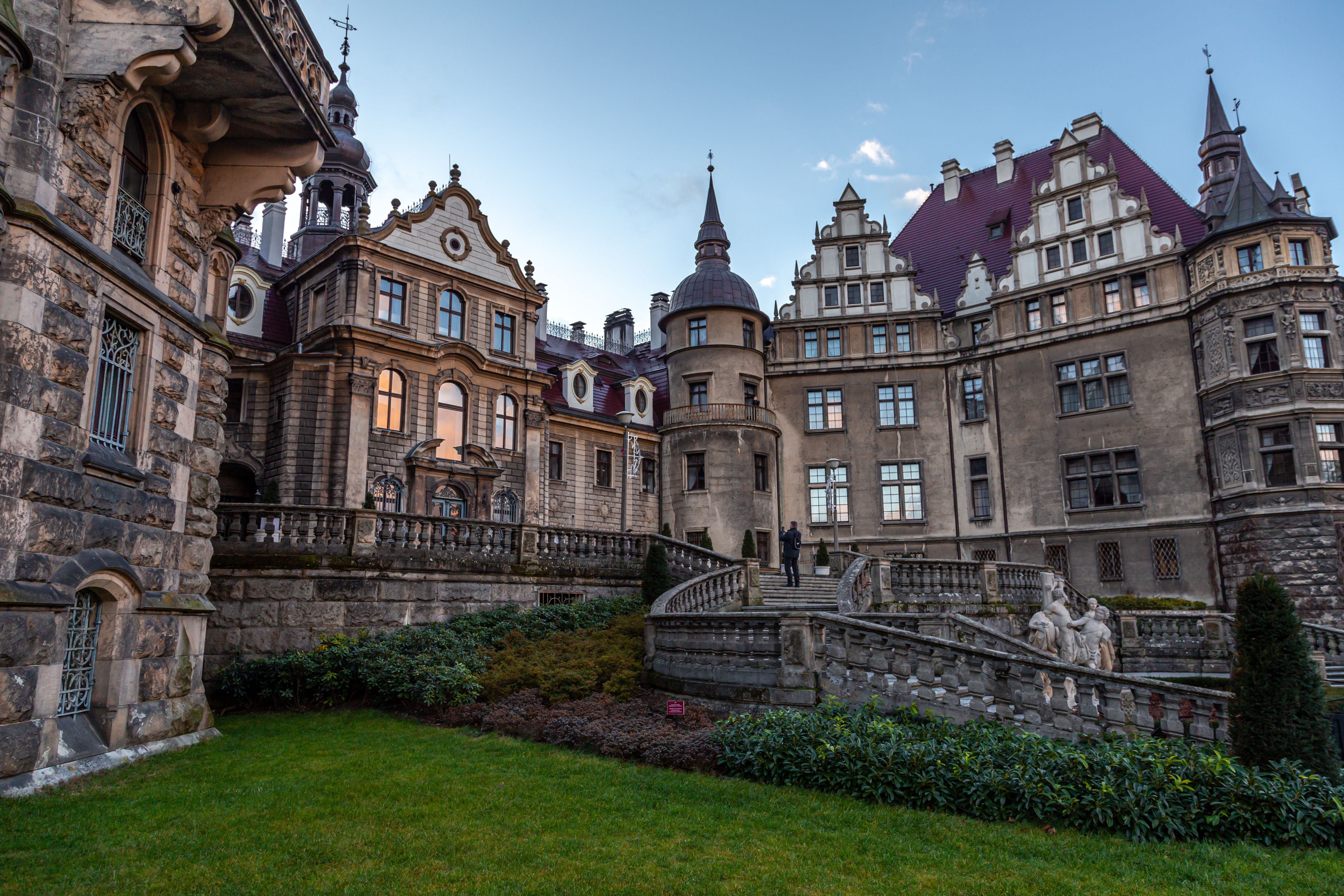 El Majestuoso Castillo De Moszna En Polonia Al Anochecer · Foto de ...