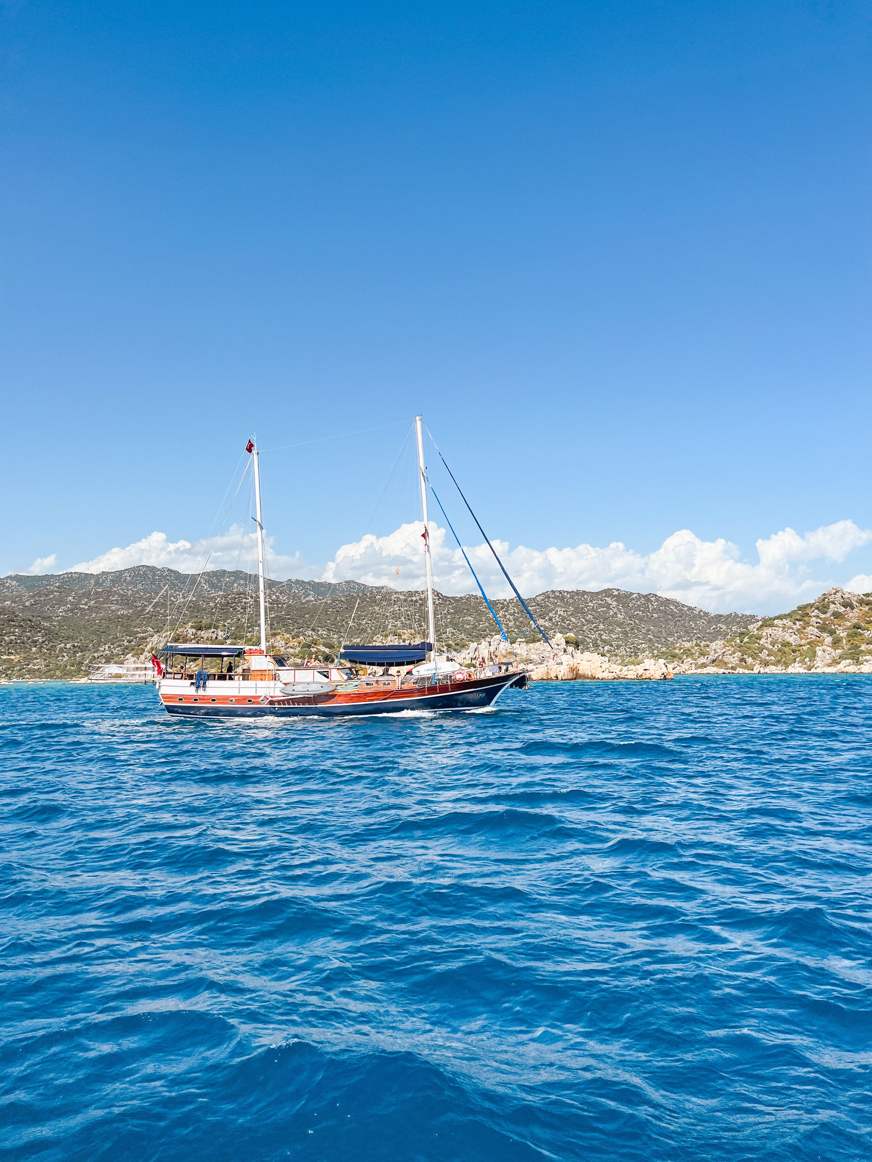 Velero Panorámico En El Mar Mediterráneo En Antalya · Foto de stock ...