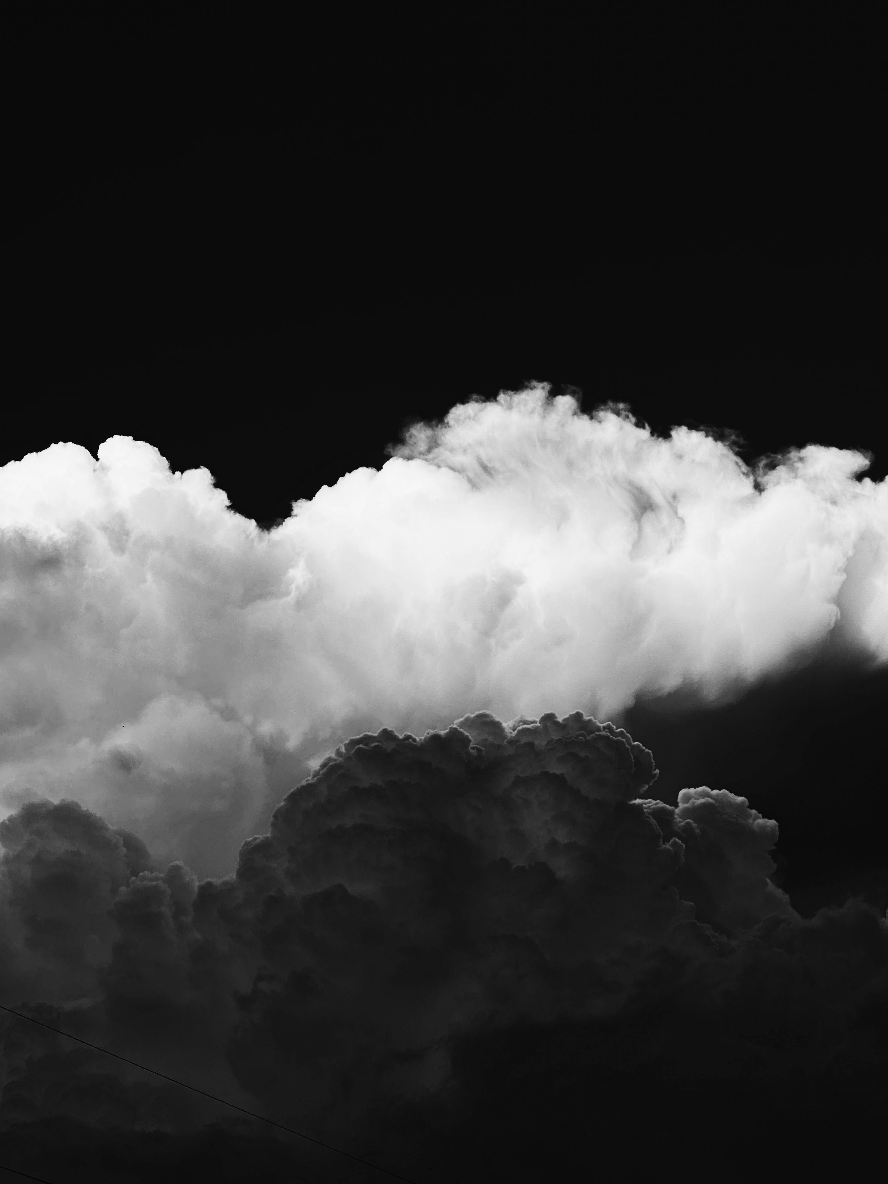 Pemandangan Awan Hitam Dan Putih Yang Dramatis Di Atas · Foto Stok Gratis