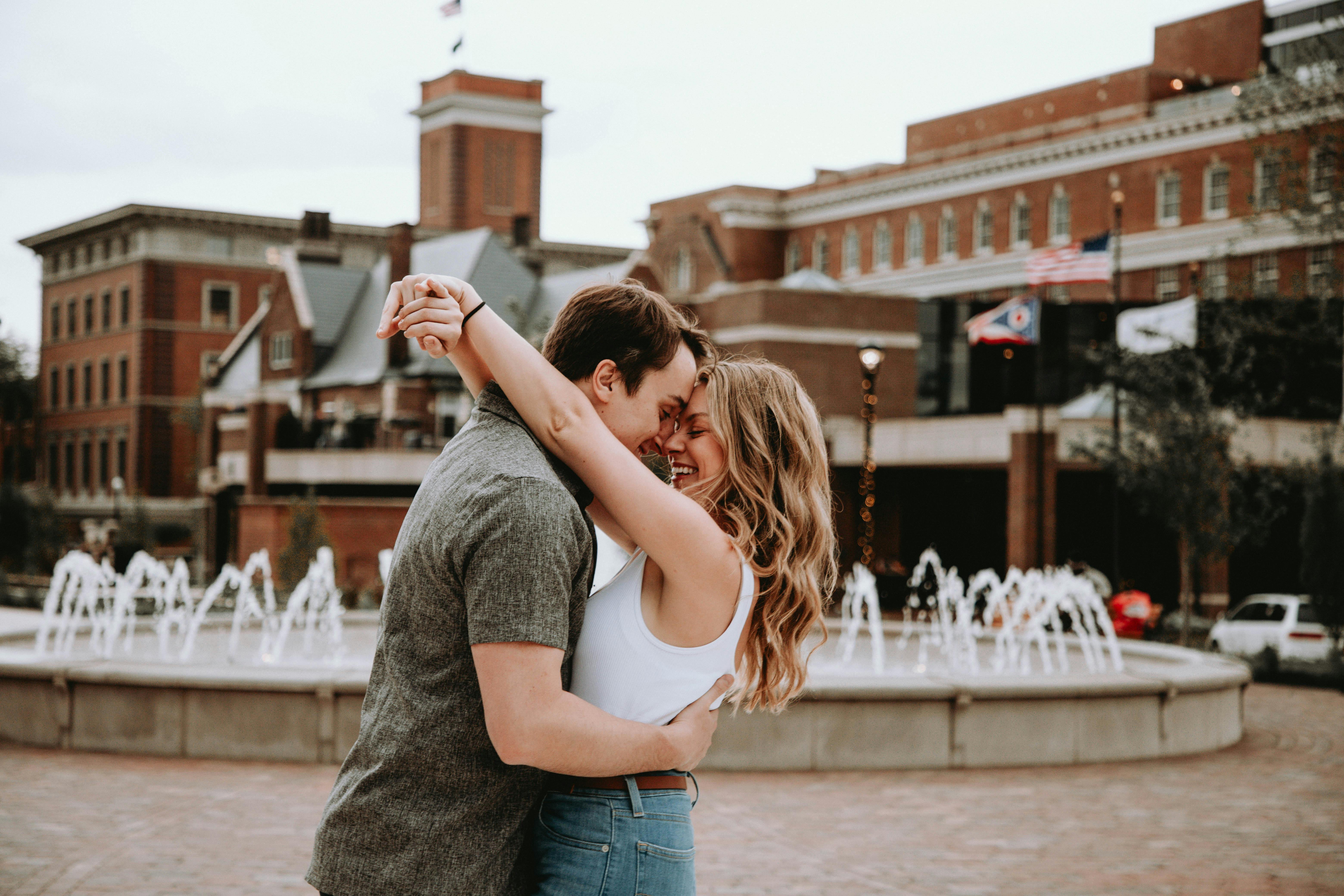 Romantic Couple Embracing in Cincinnati Fountain · Free Stock Photo