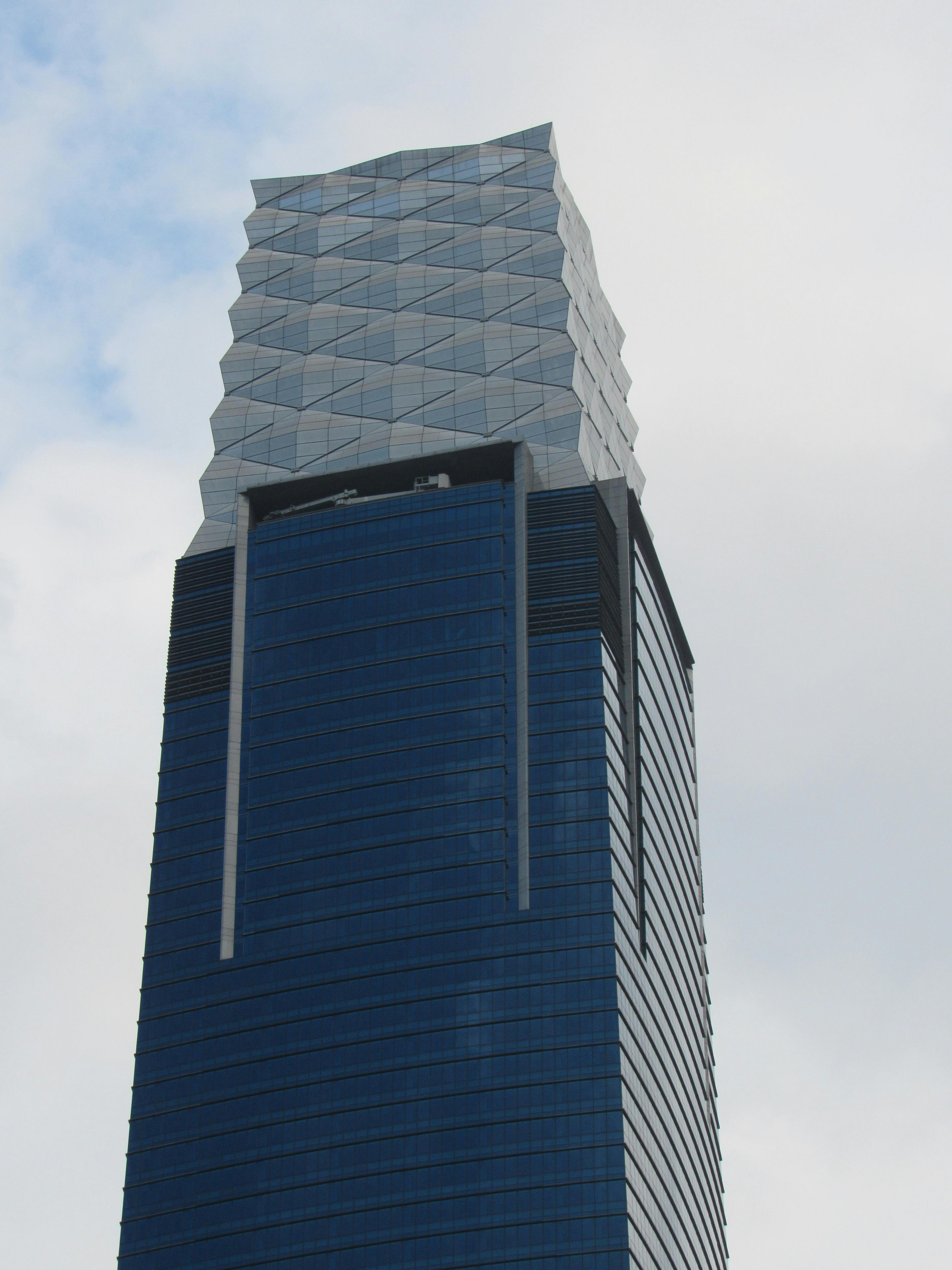 Modern Skyscraper with Geometric Top Design · Free Stock Photo