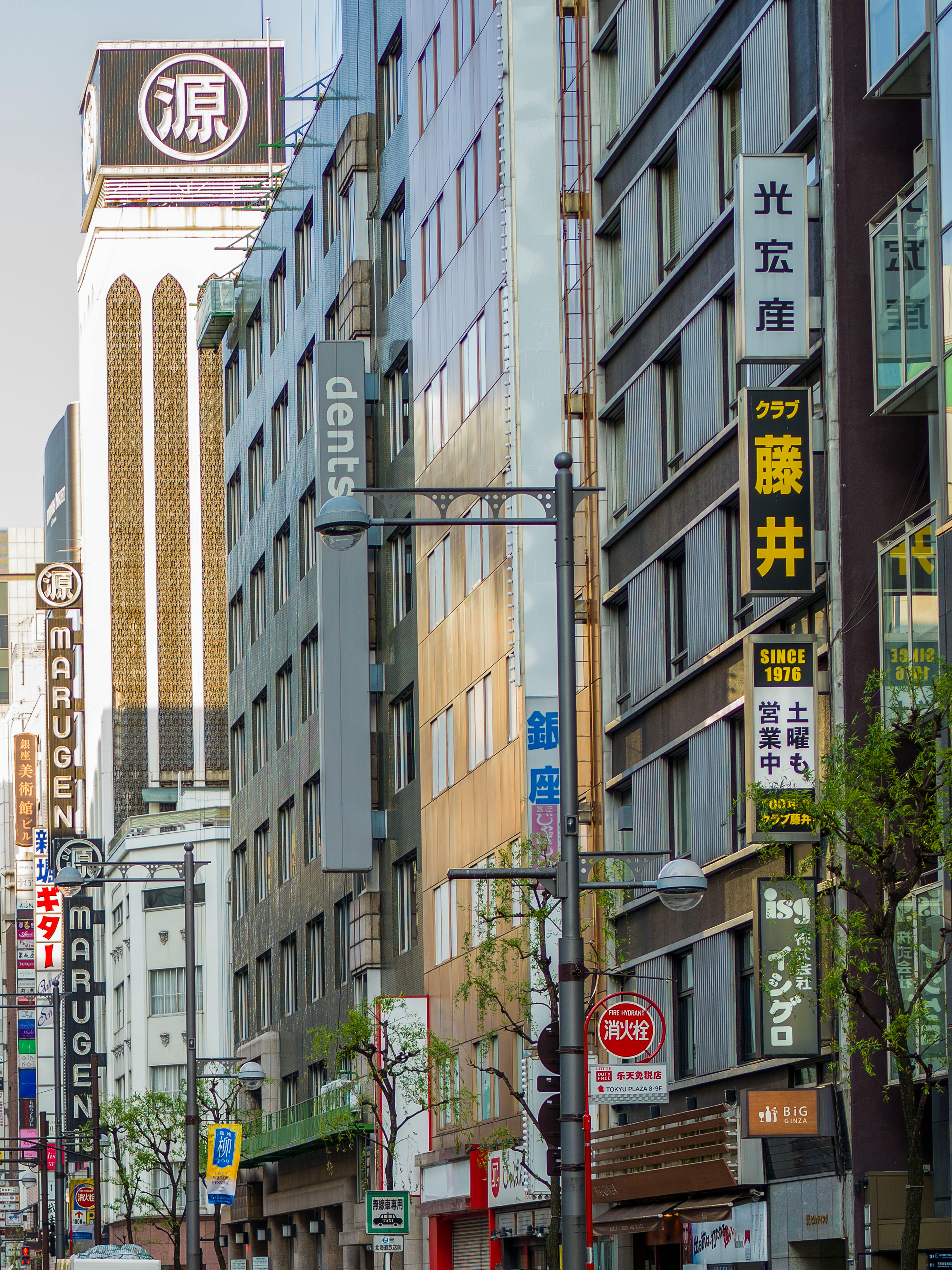 Vibrant Tokyo Street with Modern Architecture · Free Stock Photo